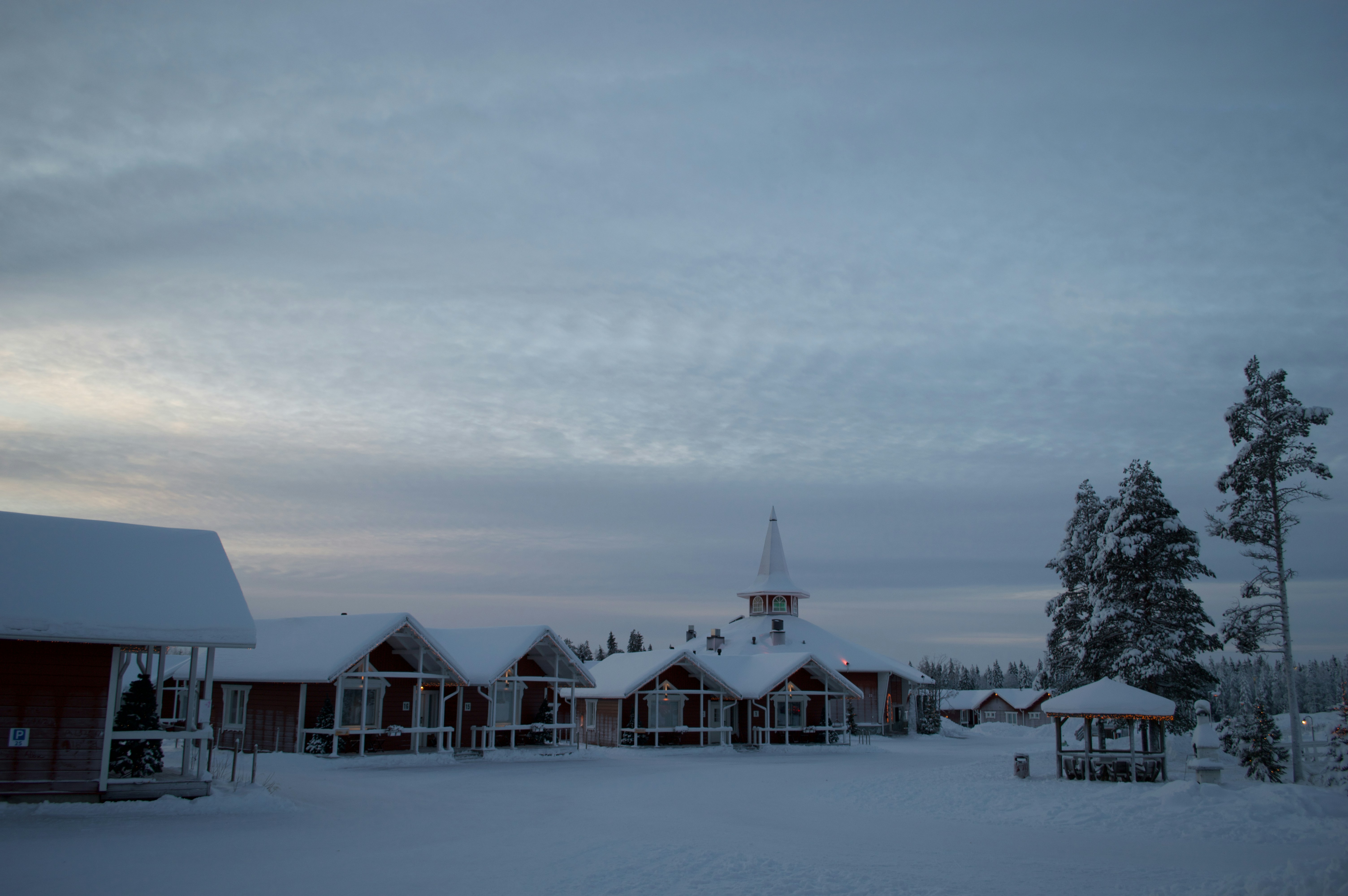 Une petite église au milieu d’un champ enneigé photo – Photo La nature ...