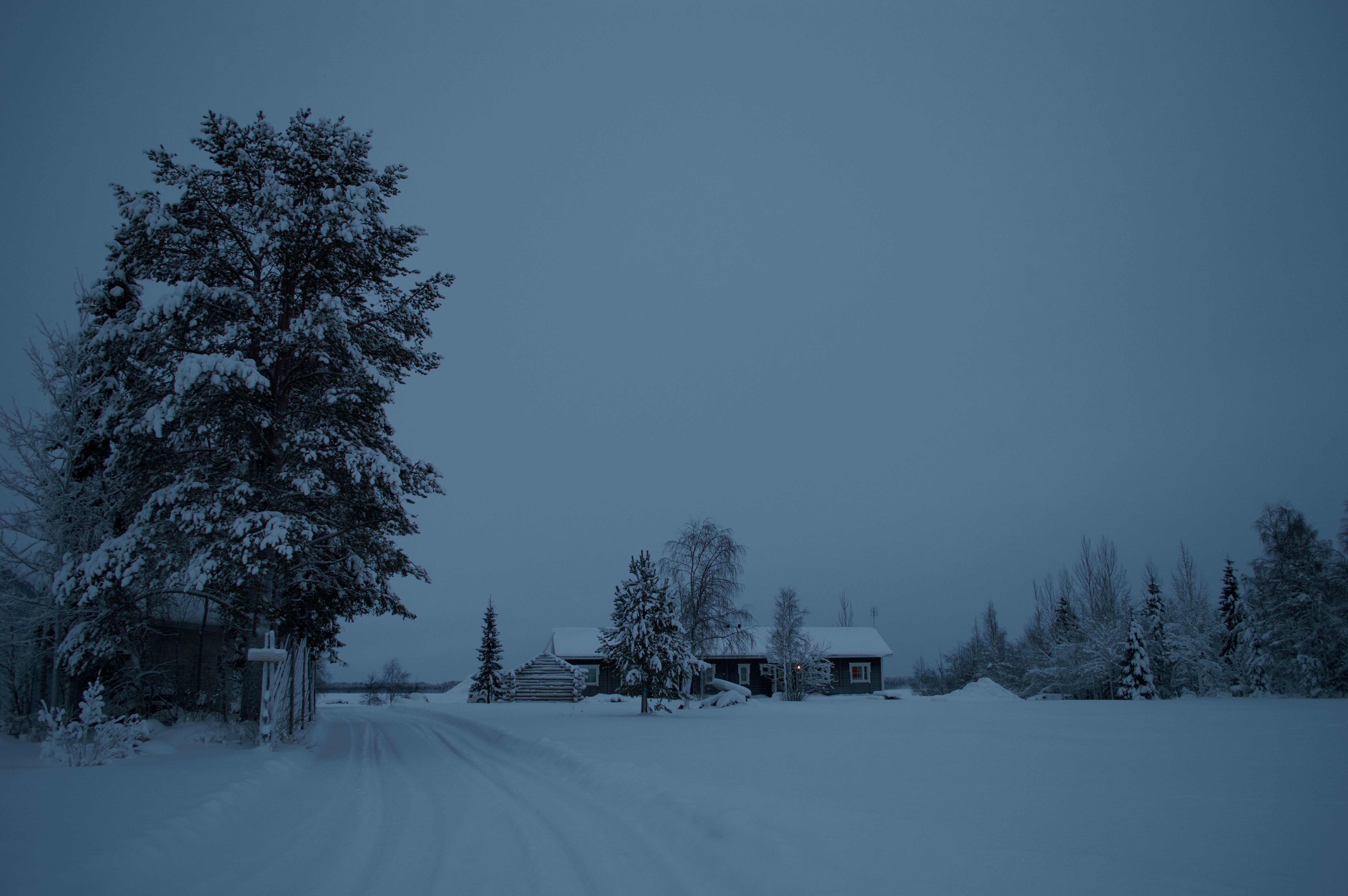 Une route enneigée devant une maison photo – Photo Inarintie Gratuite ...