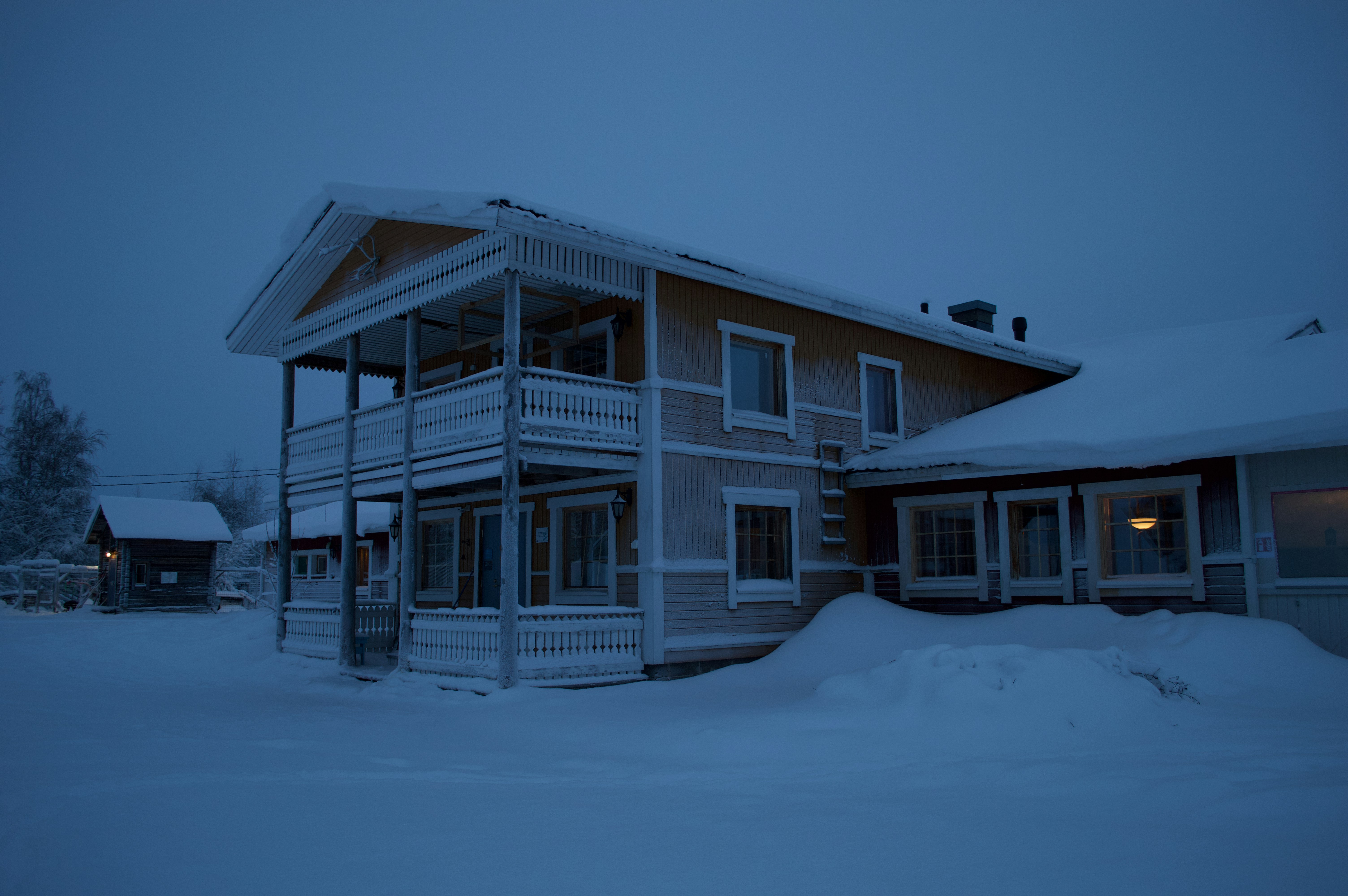 A house is covered in snow in the evening photo – Free Inarintie Image ...