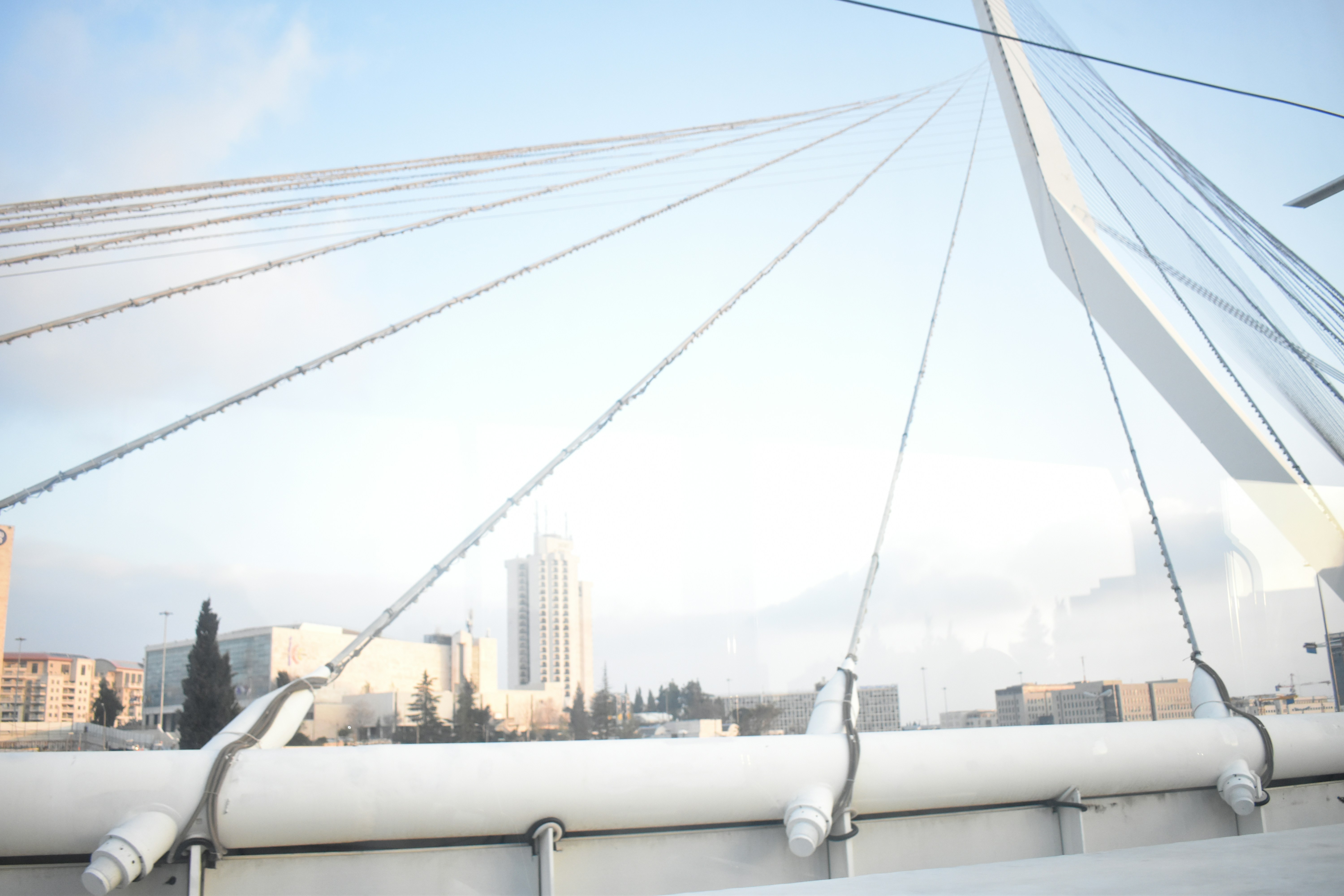 Foto Una vista de una ciudad desde lo alto de un puente – Imagen ...