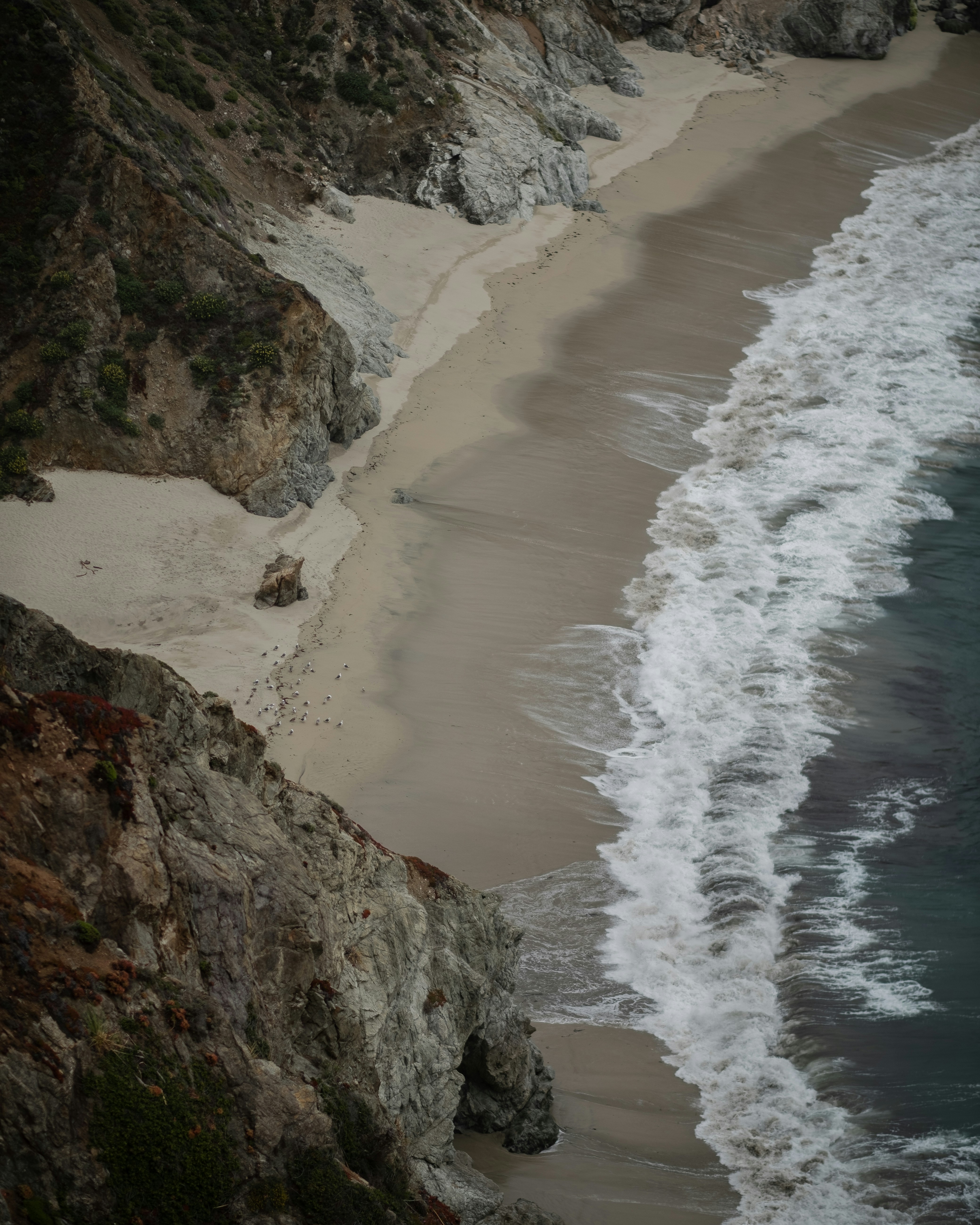 Cliffside Rhythm: A Quiet Beach Unfolding Along the Breaker Line
