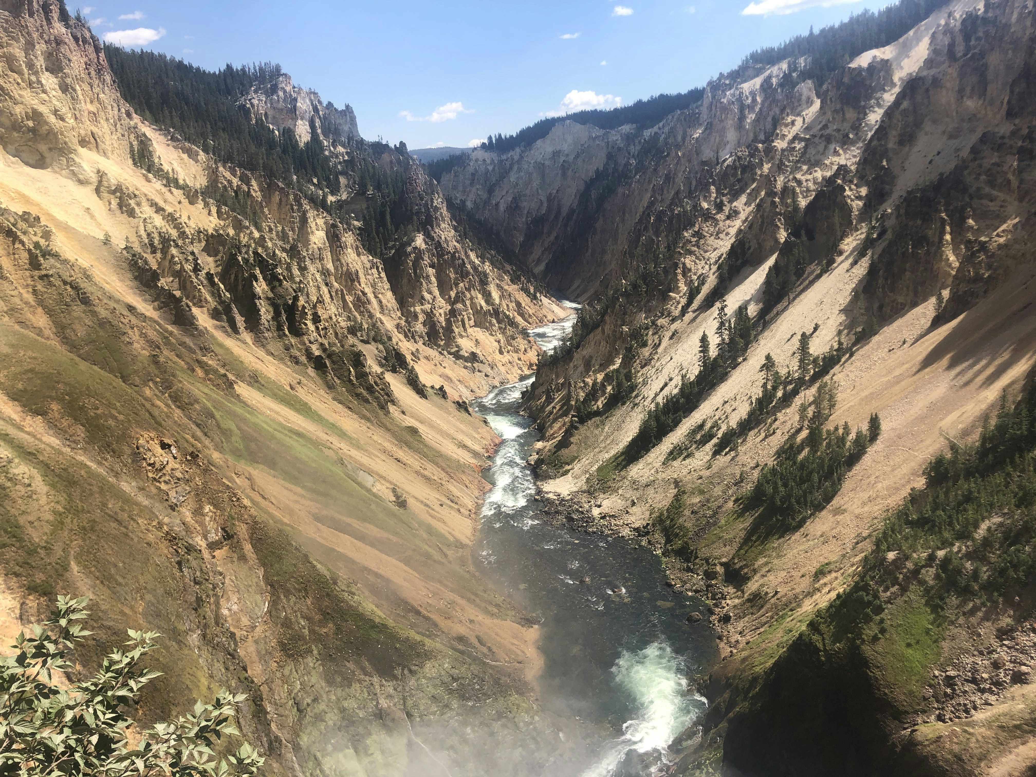 Une rivière qui coule à travers un canyon entouré de montagnes photo ...