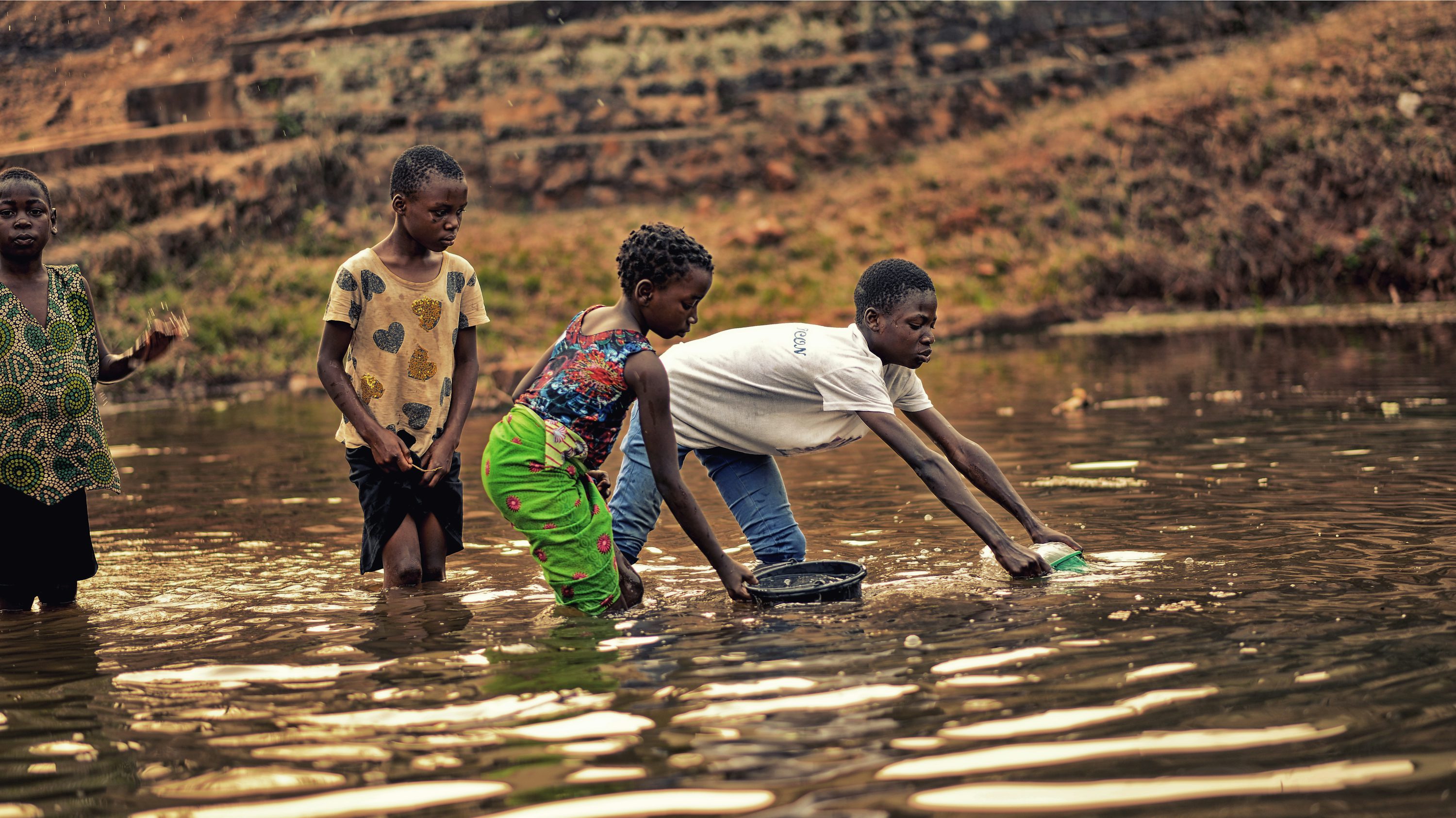 Un groupe d’enfants jouant dans un plan d’eau photo – Image gratuite de ... Un groupe d’enfants jouant dans un plan d’eau photo – Image gratuite de ...