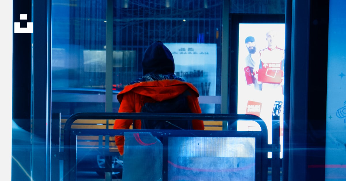 버스 정류장 앞 벤치에 앉아 있는 사람 사진 Unsplash의 무료 포즈난 이미지