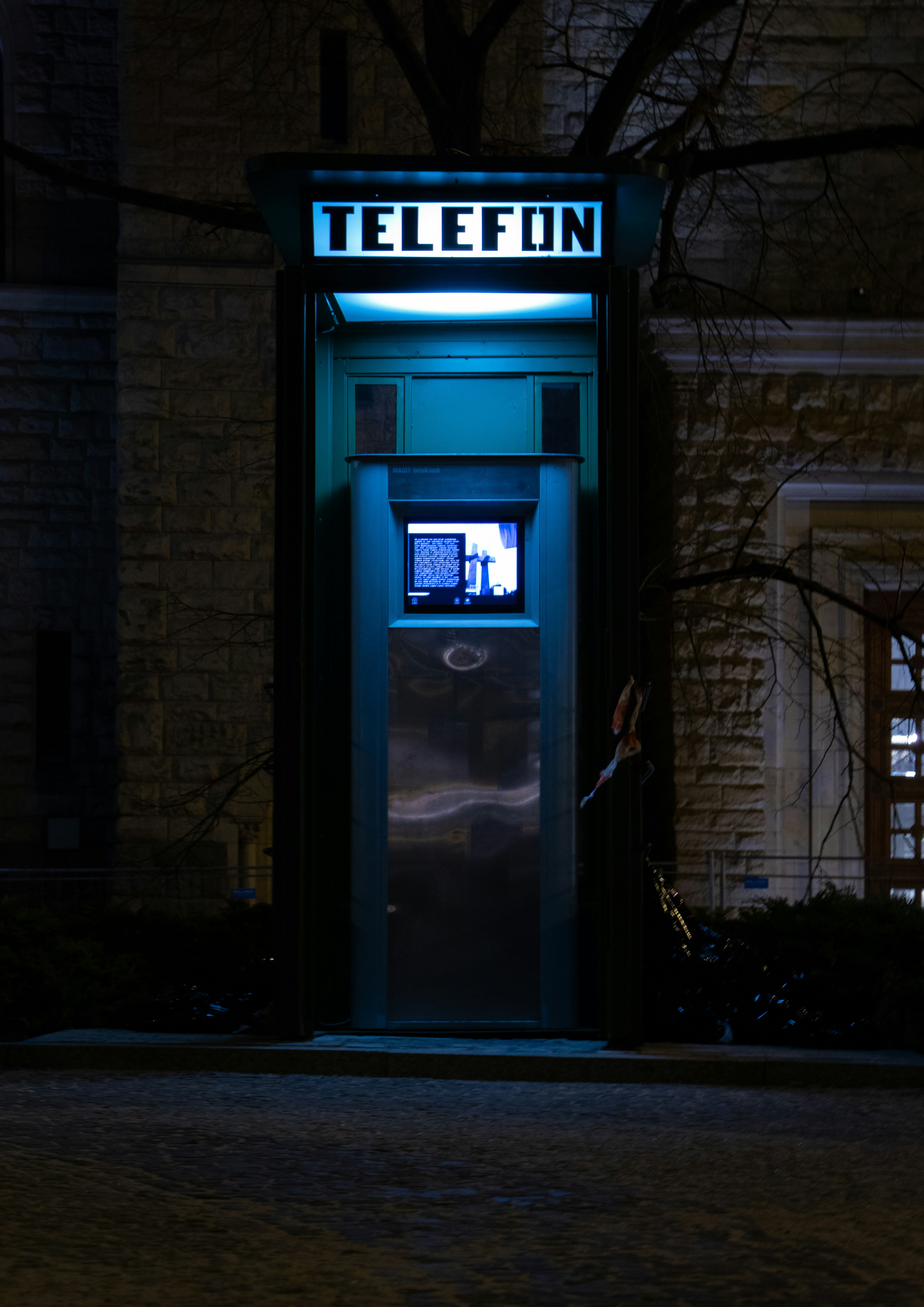 Blue Neon Telefoon Booth at Night: A Quiet Gateway to a Forgotten Street
