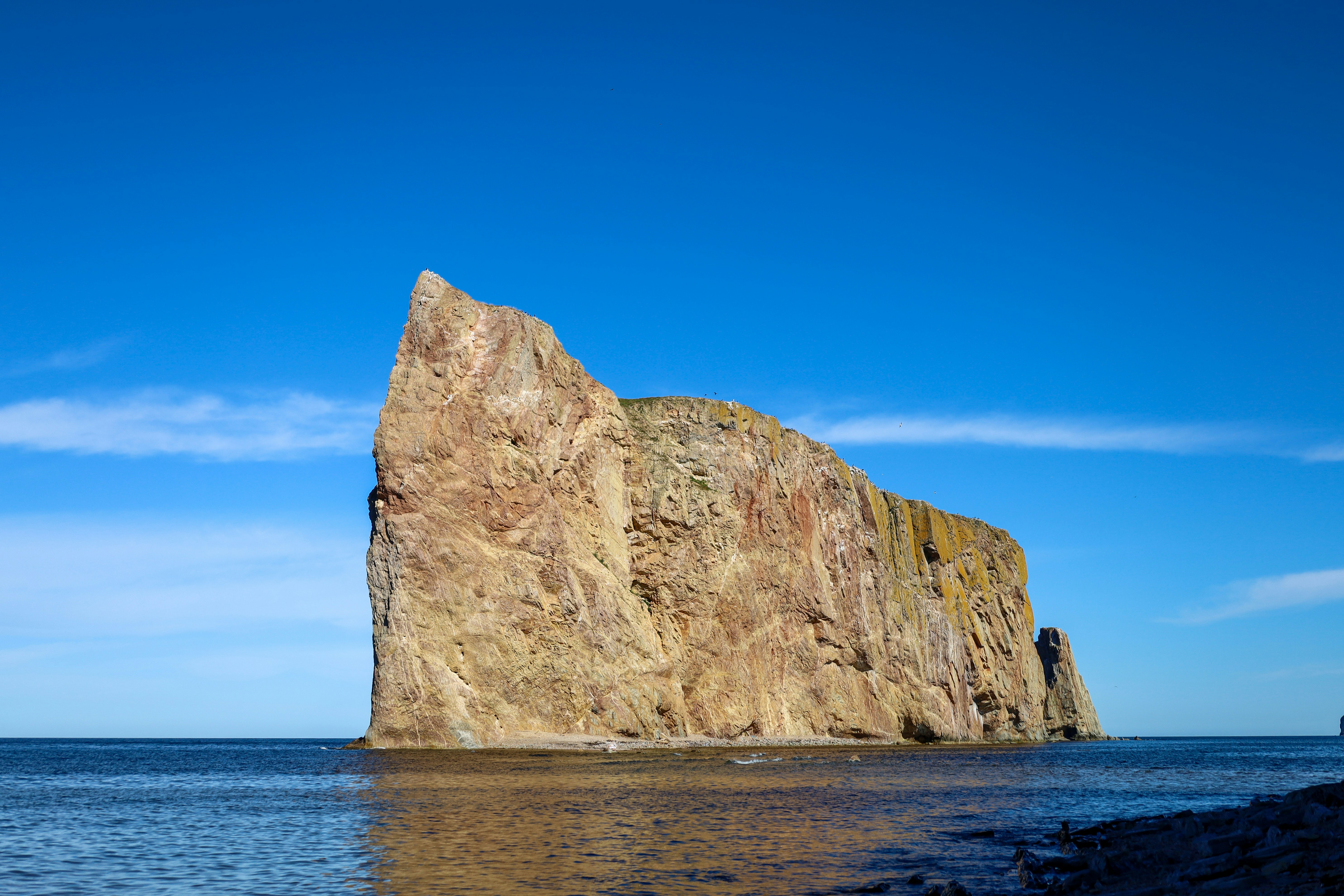 Un gros rocher sortant de l’océan photo – Photo Percé Gratuite sur Unsplash