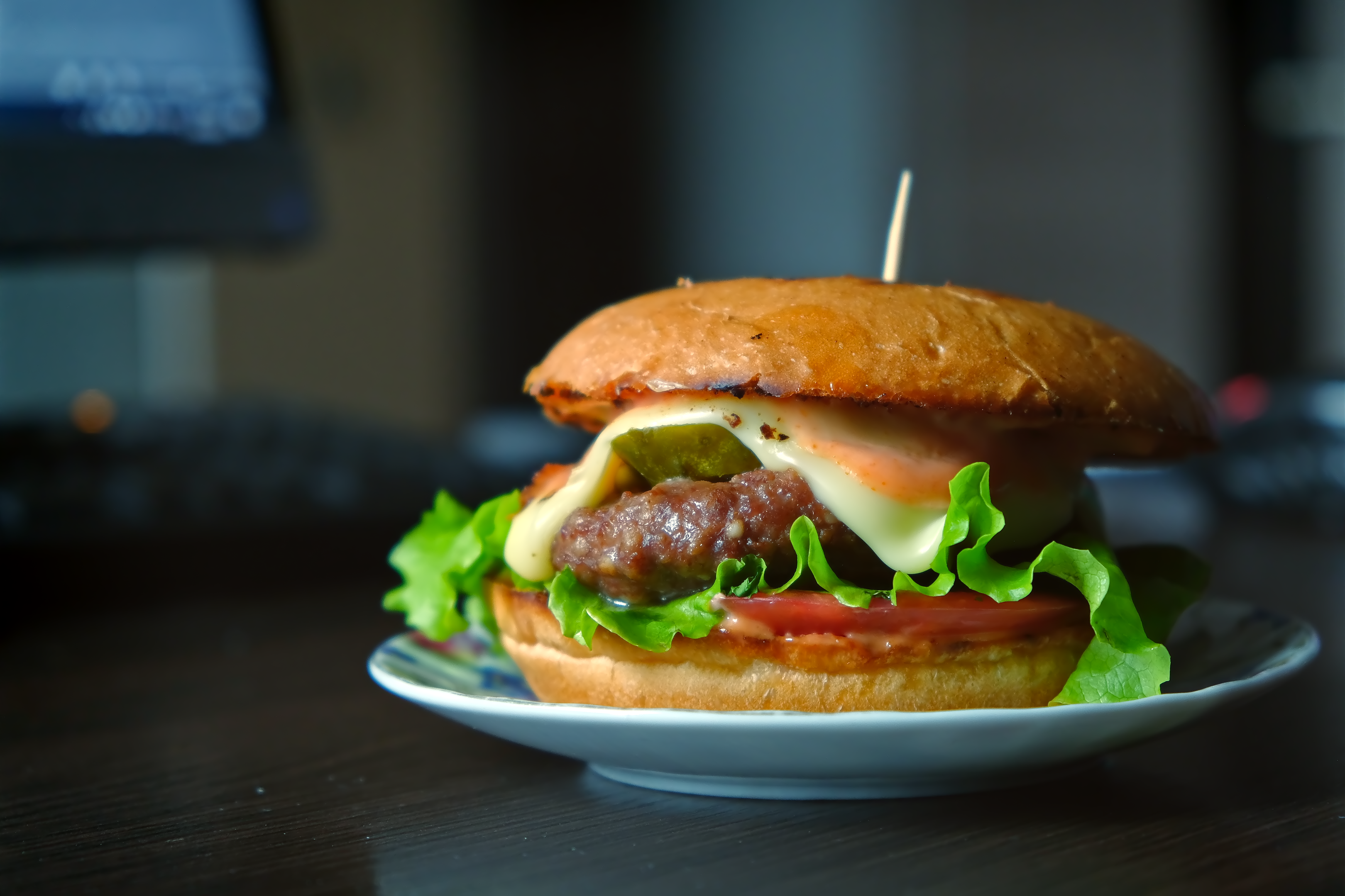 A close up of a hamburger on a plate photo – Free Burger Image on Unsplash