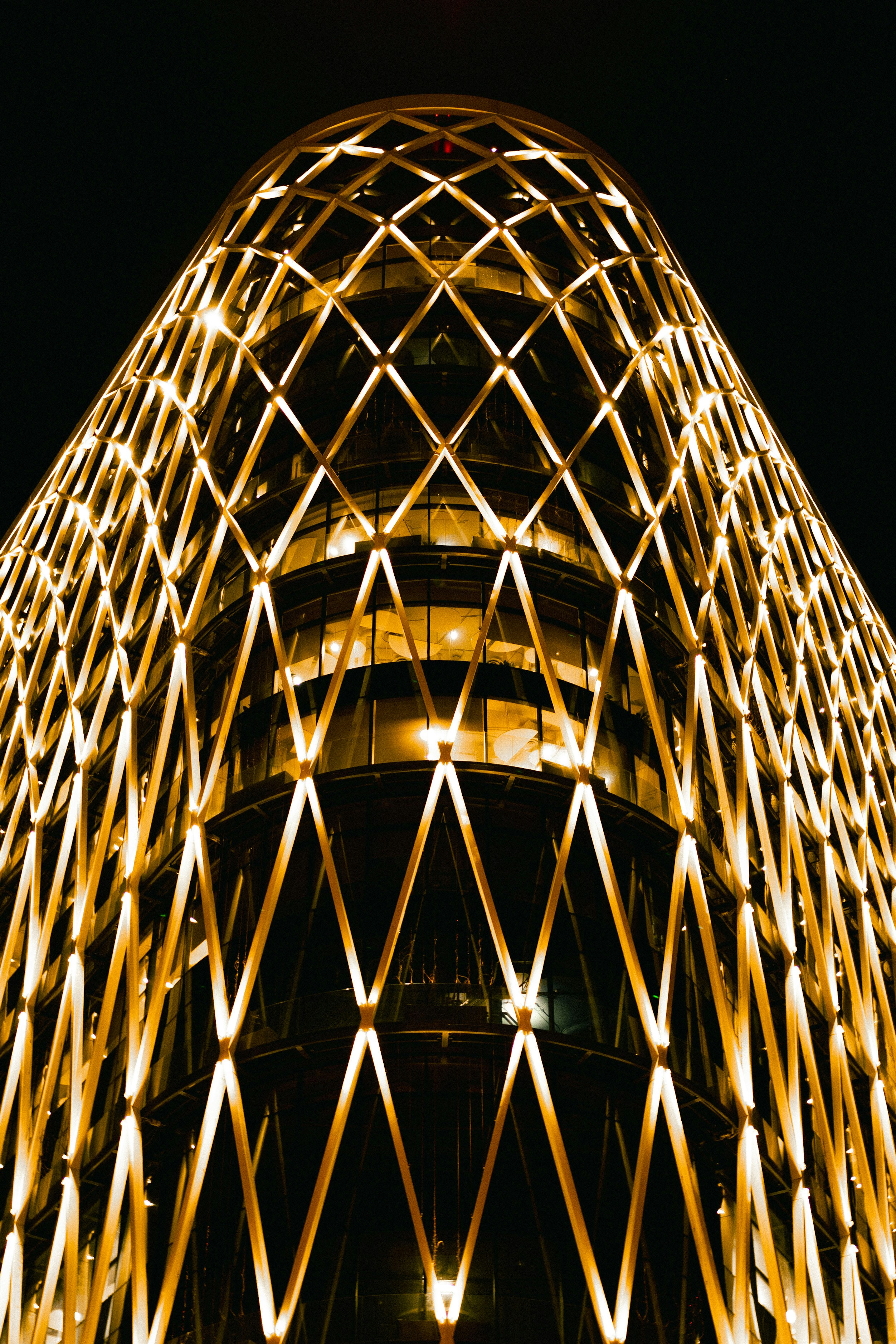 Un très grand bâtiment éclairé la nuit photo – Photo Imeuble Gratuite ...