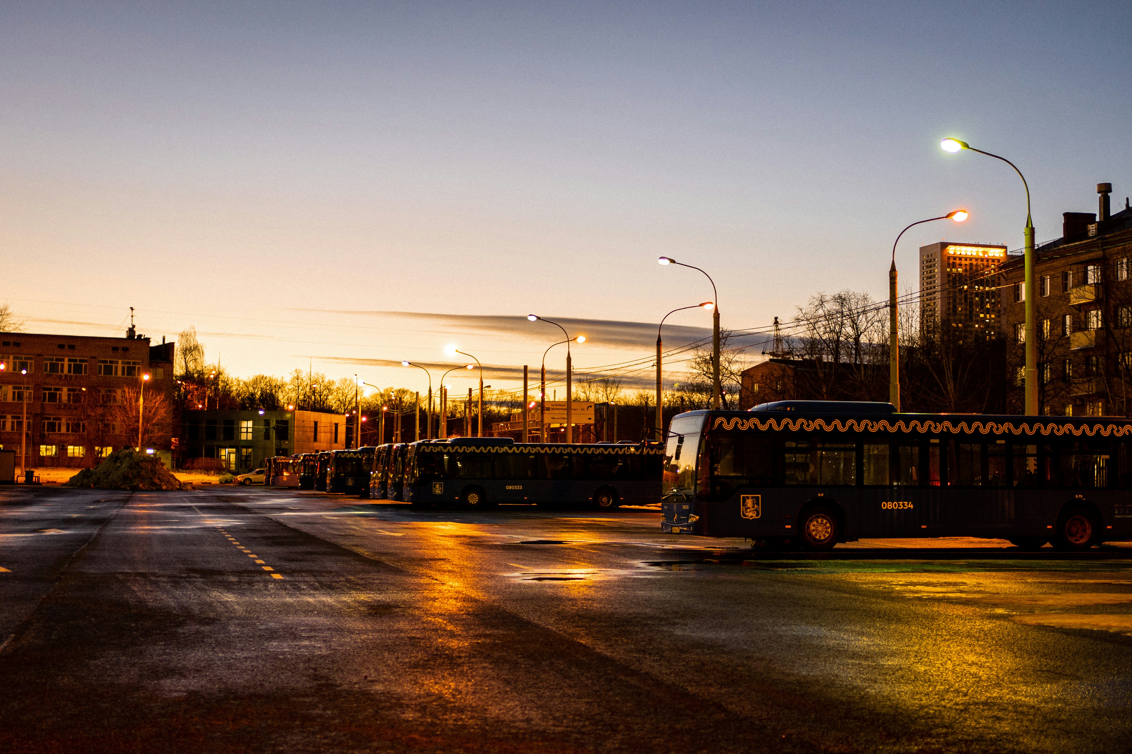 Une rue de la ville remplie de nombreux bus photo – Photo Bus Gratuite ...