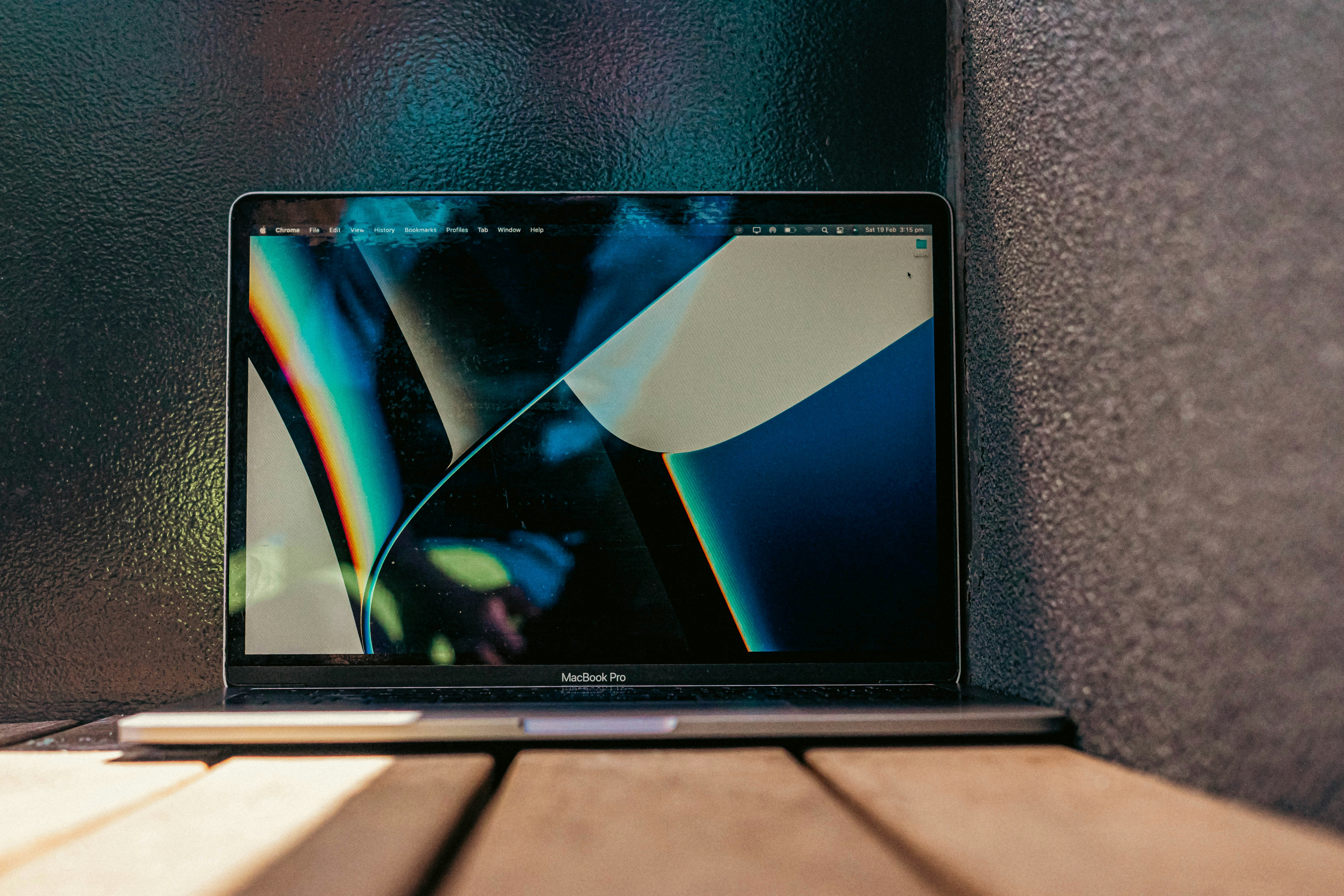 Un ordinateur portable posé sur une table en bois photo – Image ...