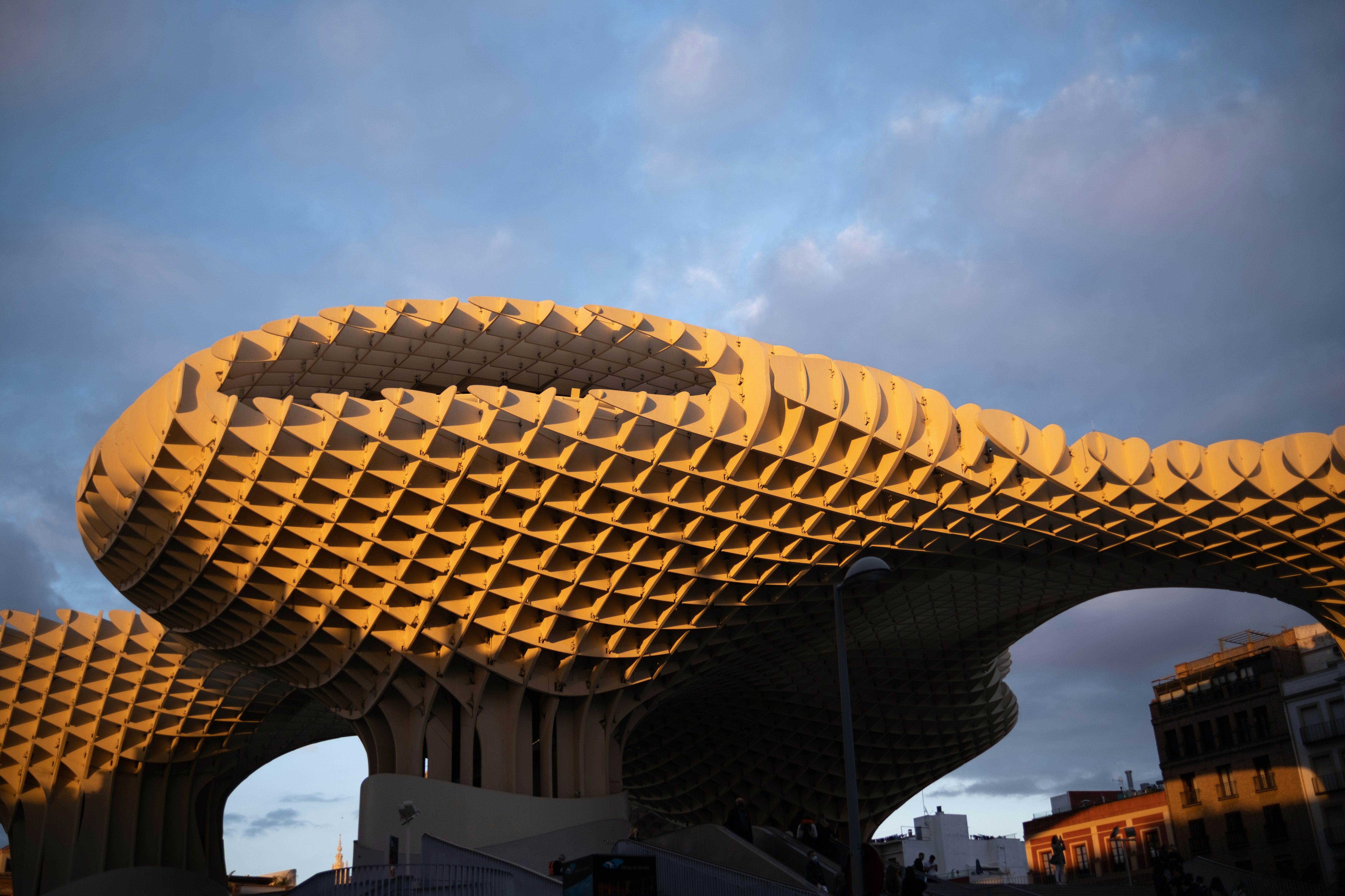 Un gran edificio con una estructura masiva en la parte superior foto ...