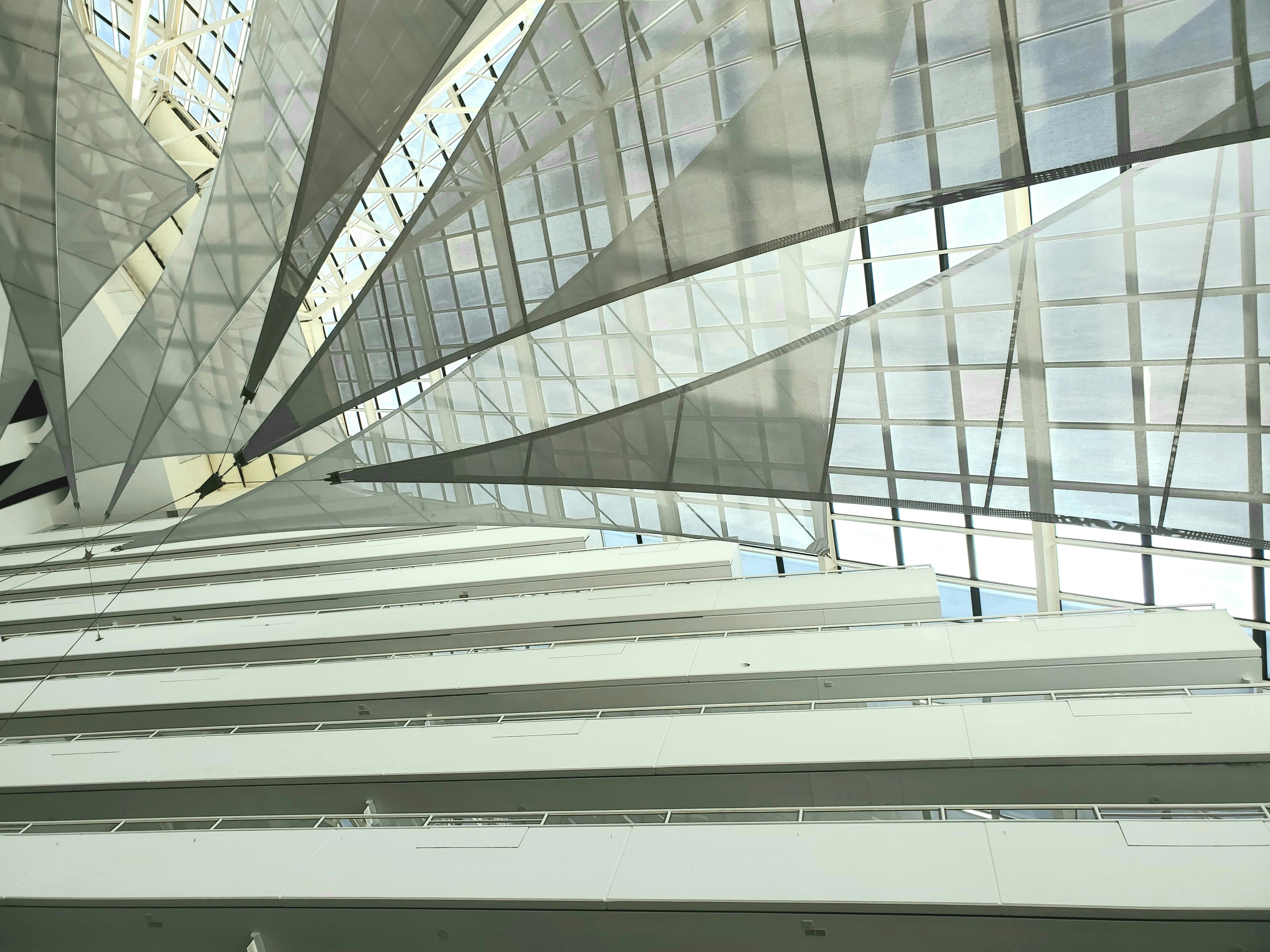 Un très grand bâtiment avec beaucoup de fenêtres photo – Image gratuite ...