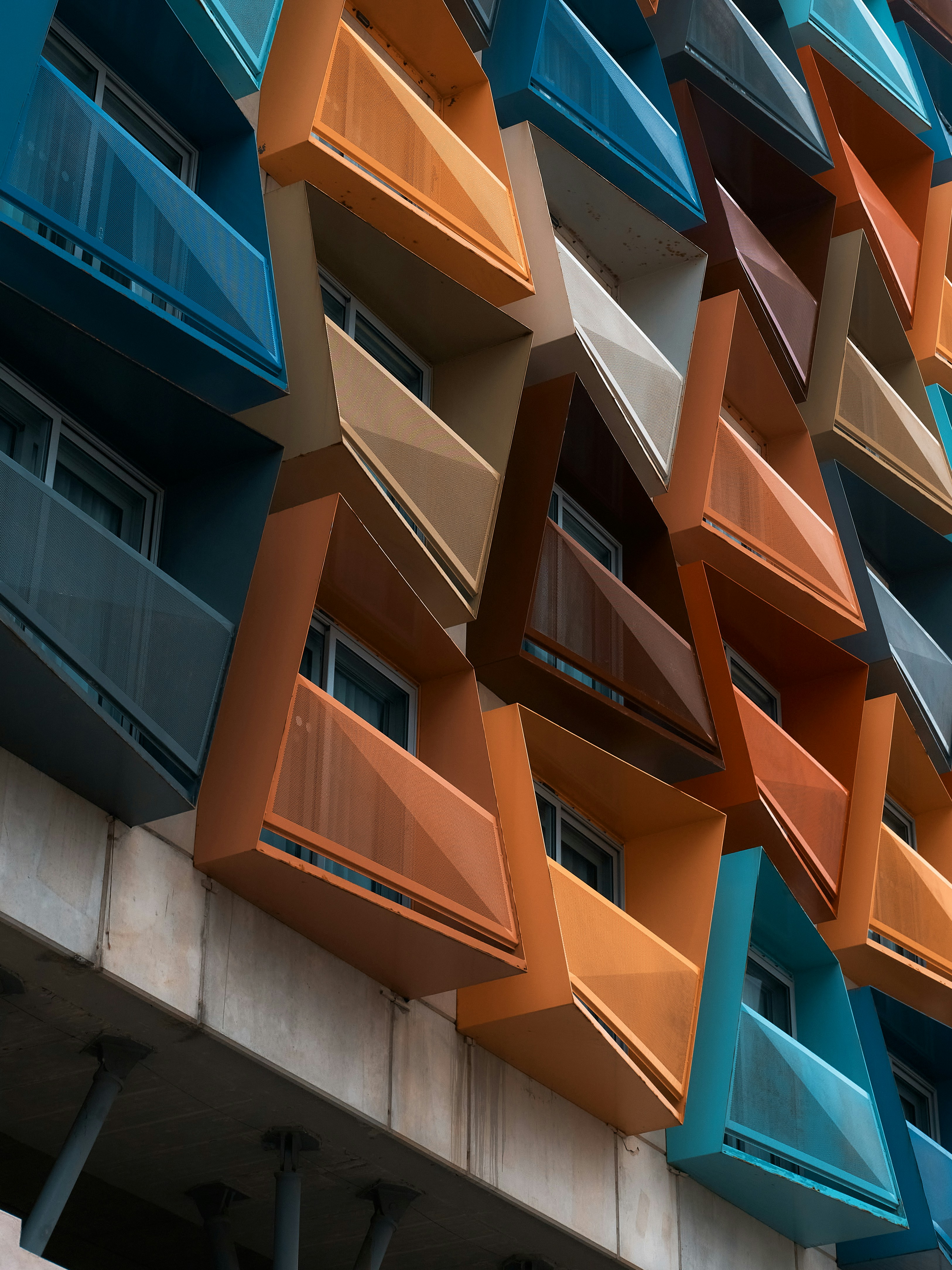 Foto Un edificio multicolor con balcones y balcones en el lateral ...