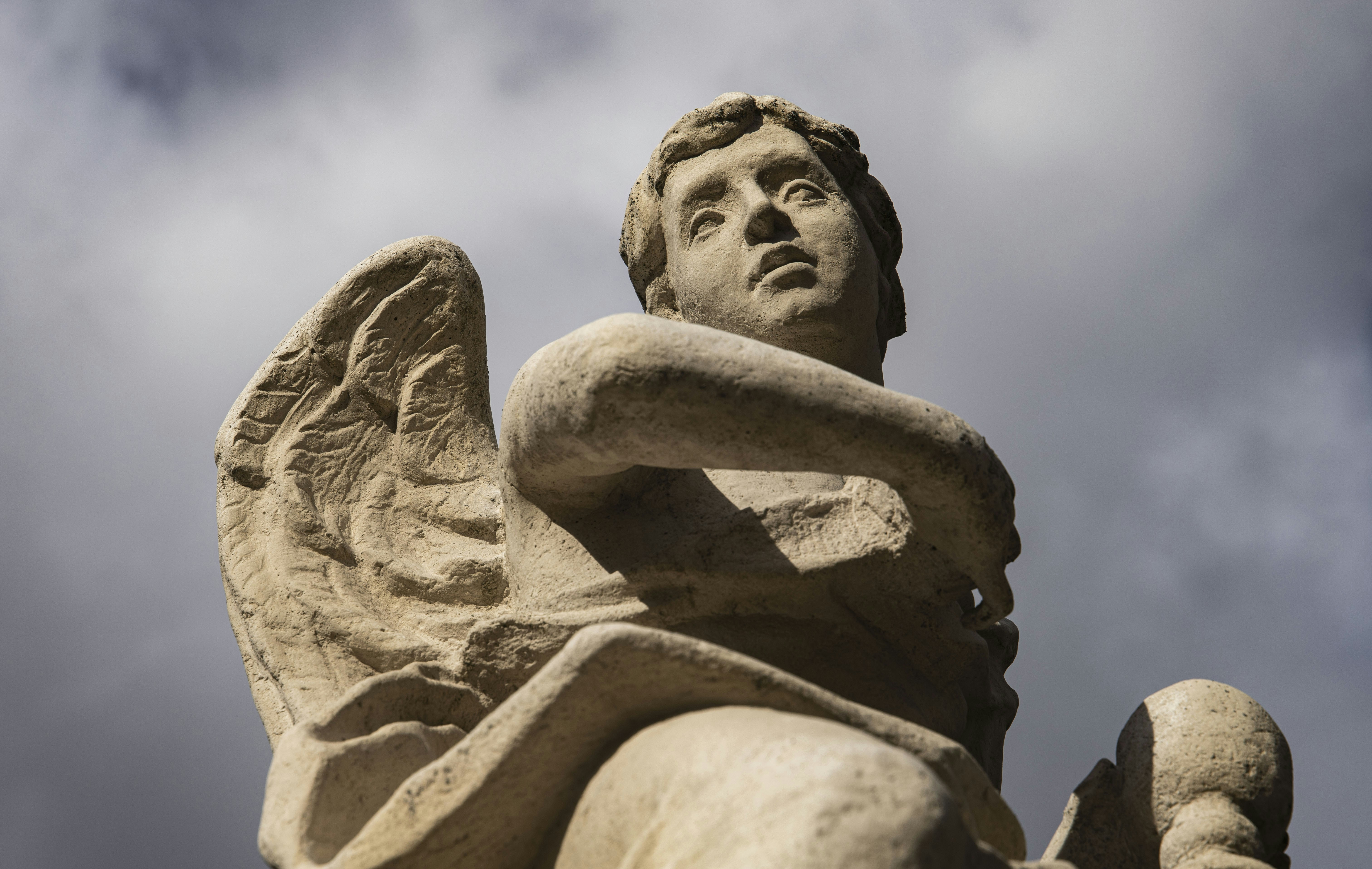 A statue of an angel holding a cross photo – Free Angel Image on Unsplash