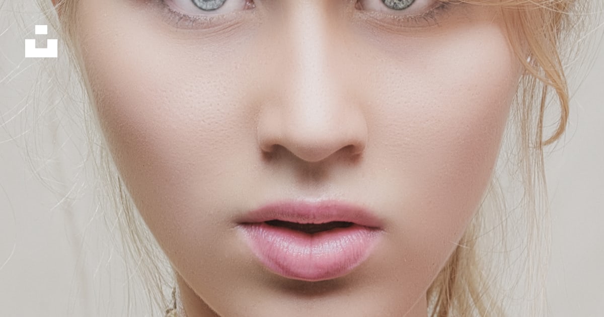 꽃이 달린 목걸이를 한 여자 사진 Unsplash의 무료 사람의 이미지