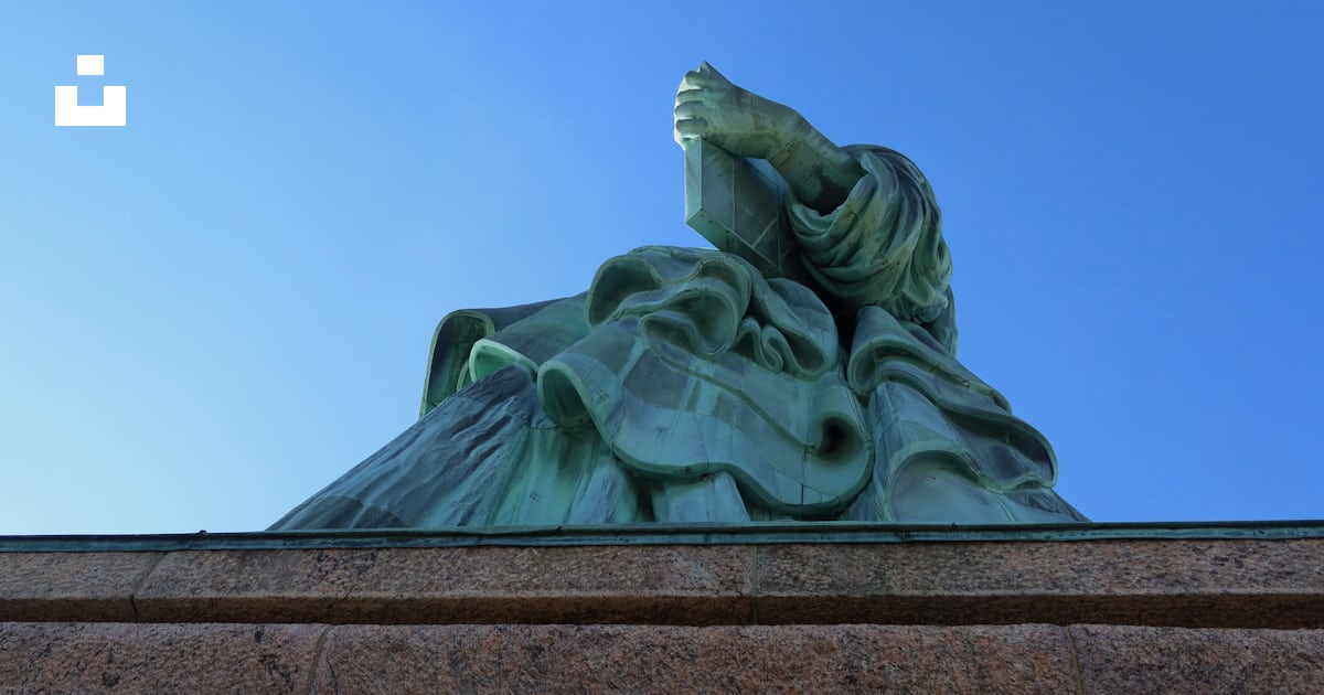 Una Estatua De Una Mujer Con Las Manos En La Cabeza Foto Imagen De Ee