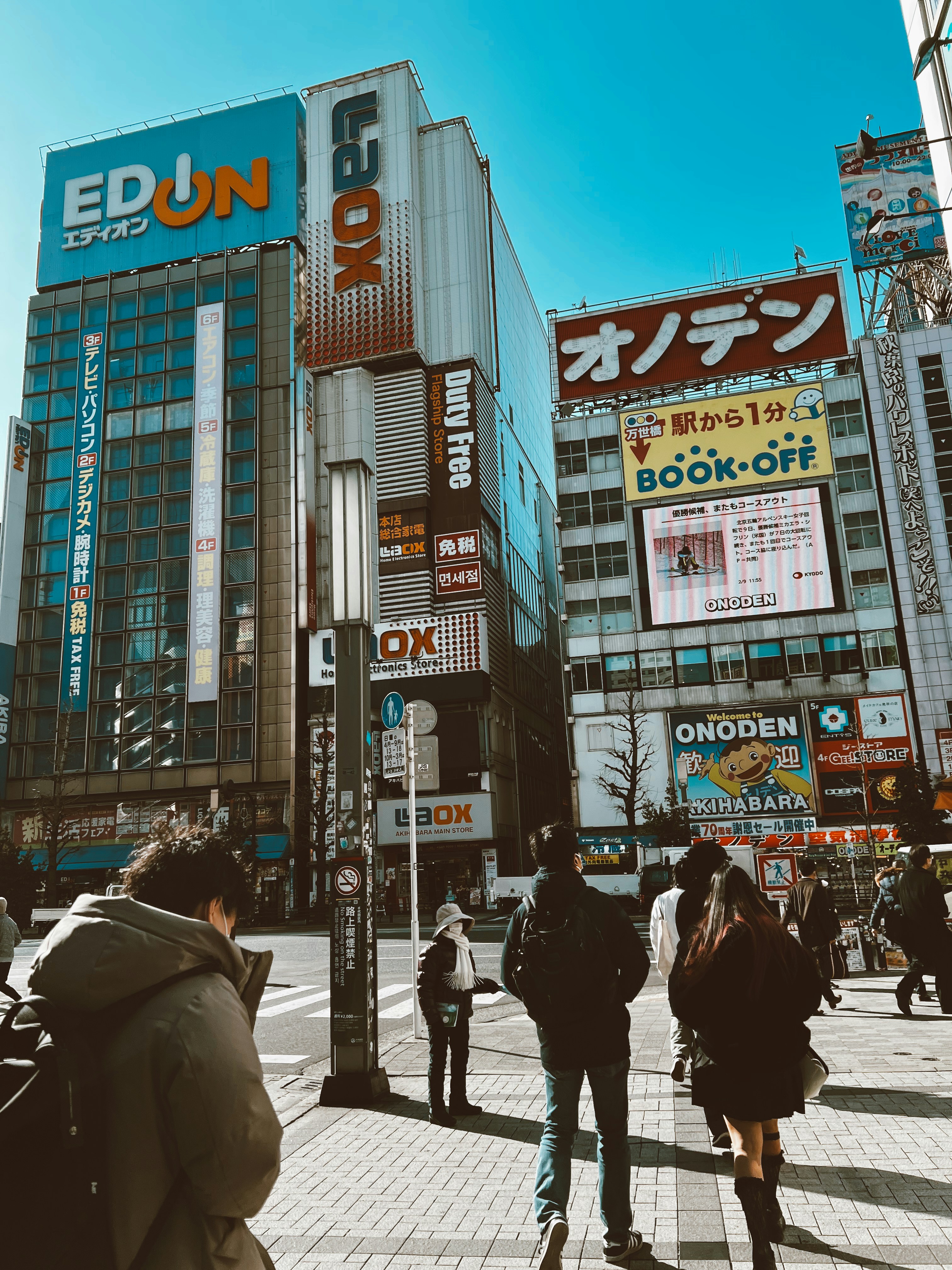 고층 건물 옆 거리를 걷고 있는 한 무리의 사람들 사진 – Unsplash의 무료 도시 이미지