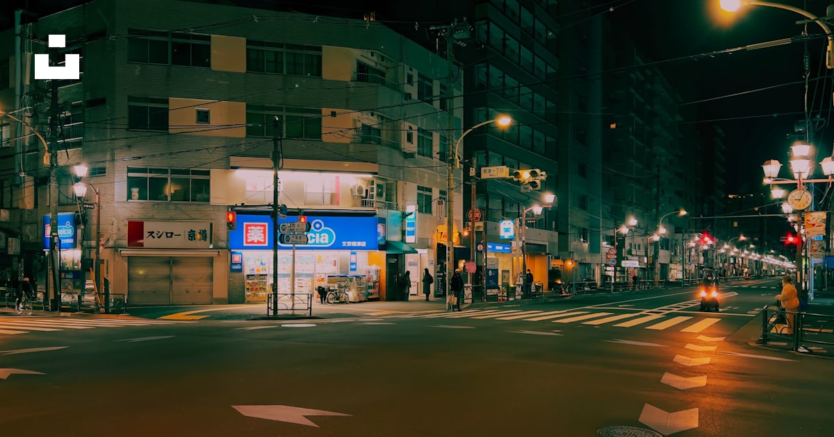 신호등이 있는 밤의 도시 거리 사진 Unsplash의 무료 길 이미지
