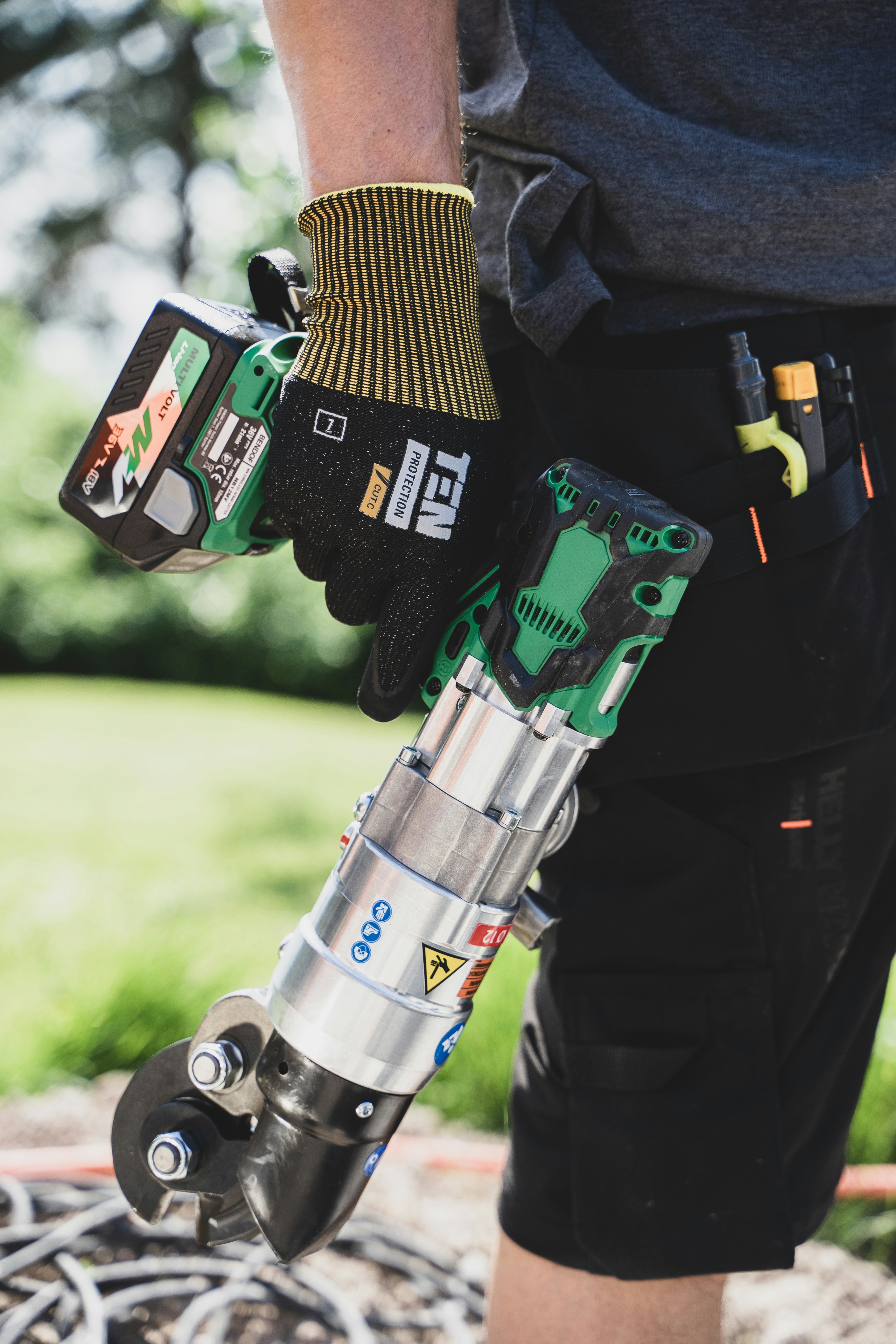 A man is holding a tool in his hands photo – Free Sverige Image on Unsplash