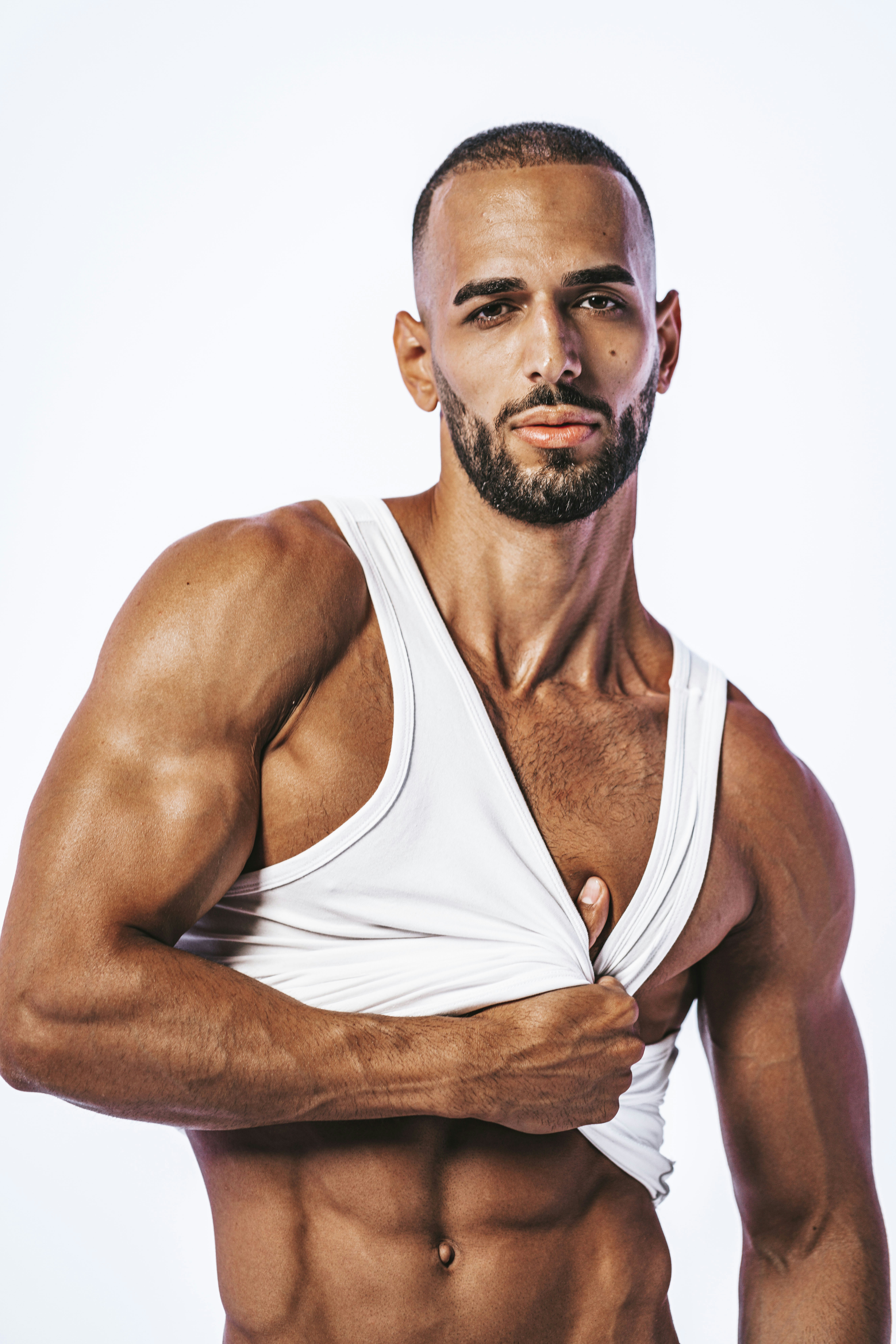 A man with a beard wearing a tank top photo – Free Usa Image on Unsplash