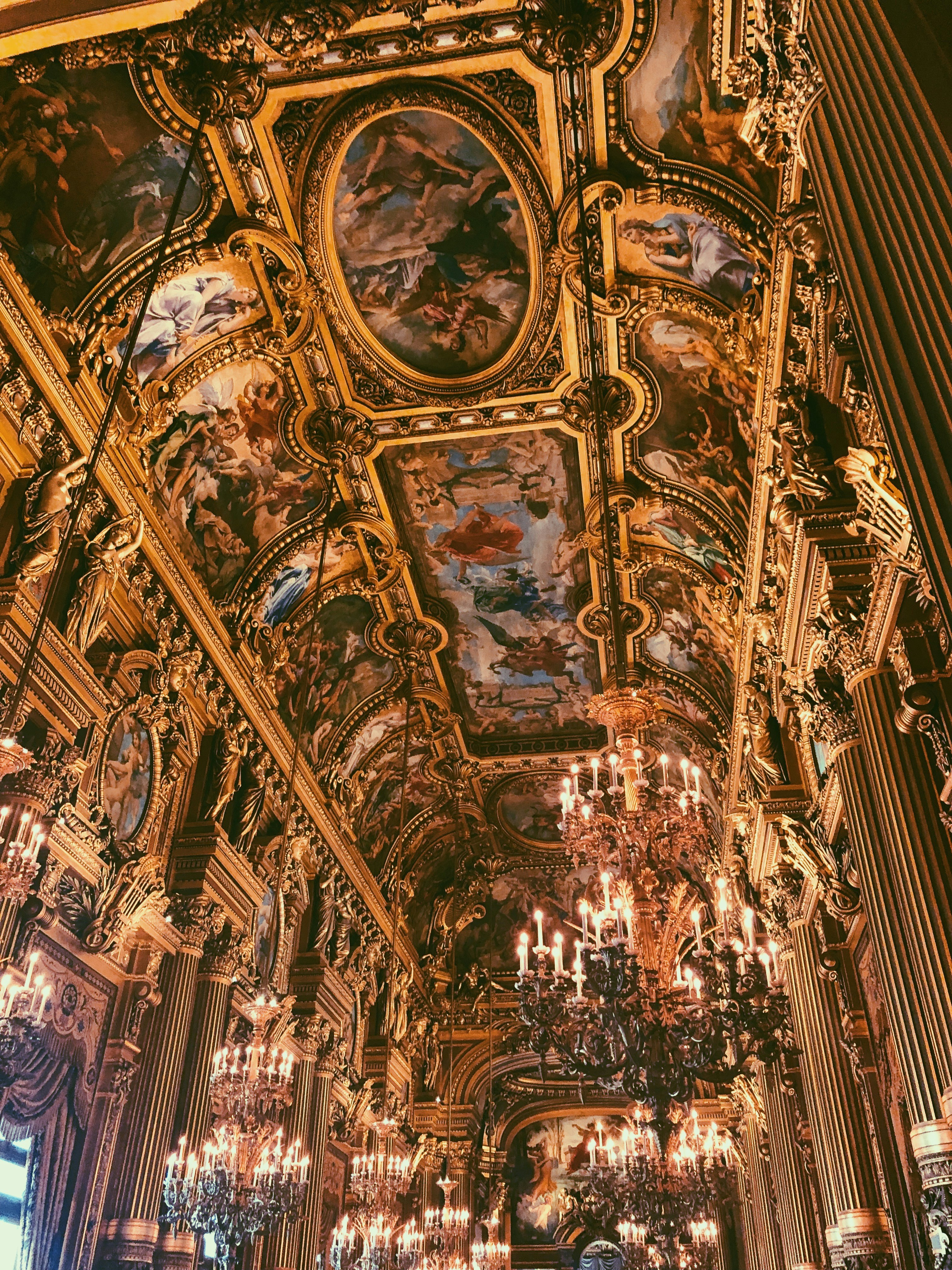The ceiling of a fancy room with chandeliers photo – Free Palais ...