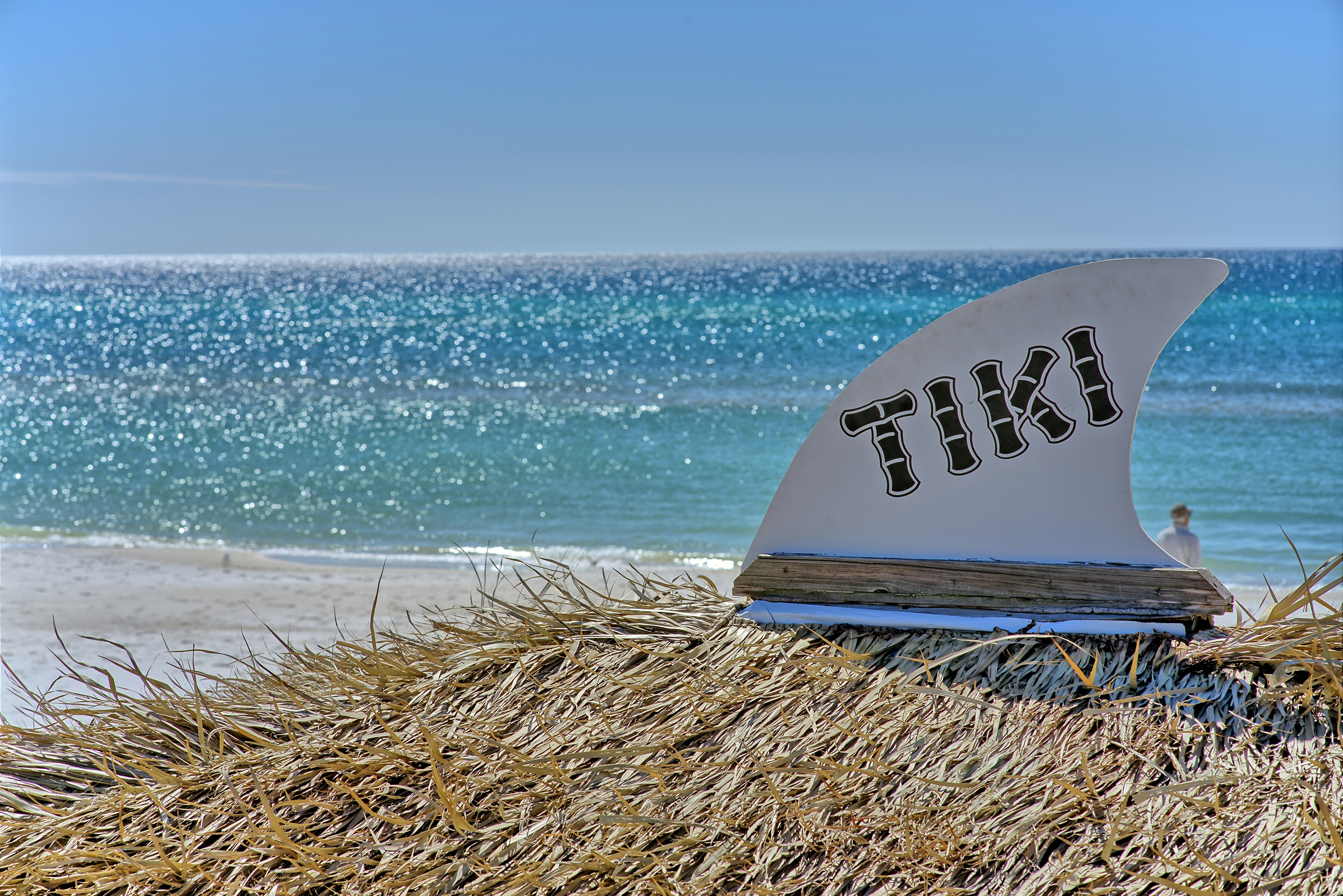 Una tabla de surf que está tumbada en una playa foto – Imagen de Playa ...