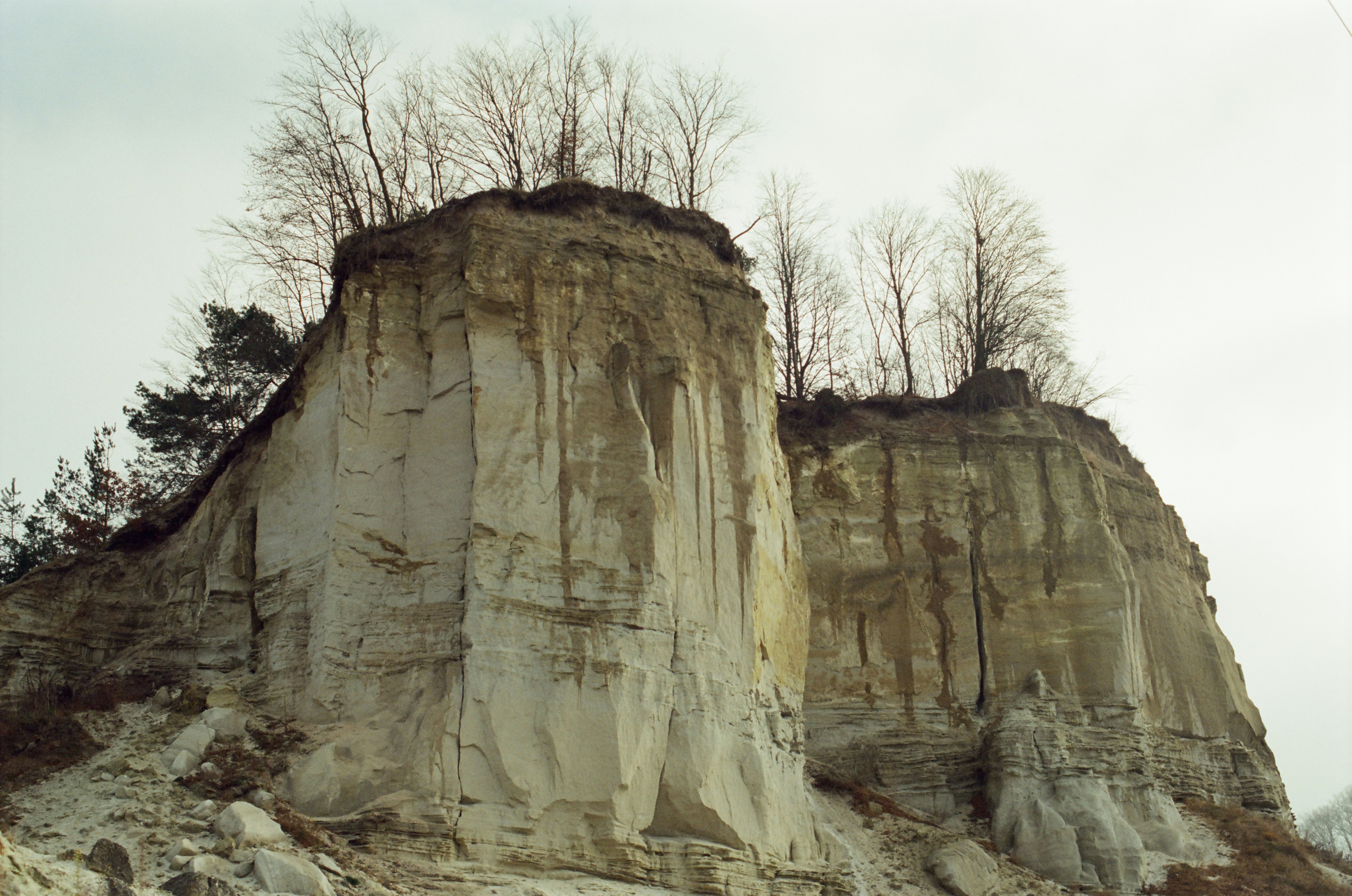 A very tall cliff with some trees on top of it photo – Free Глухівець ...