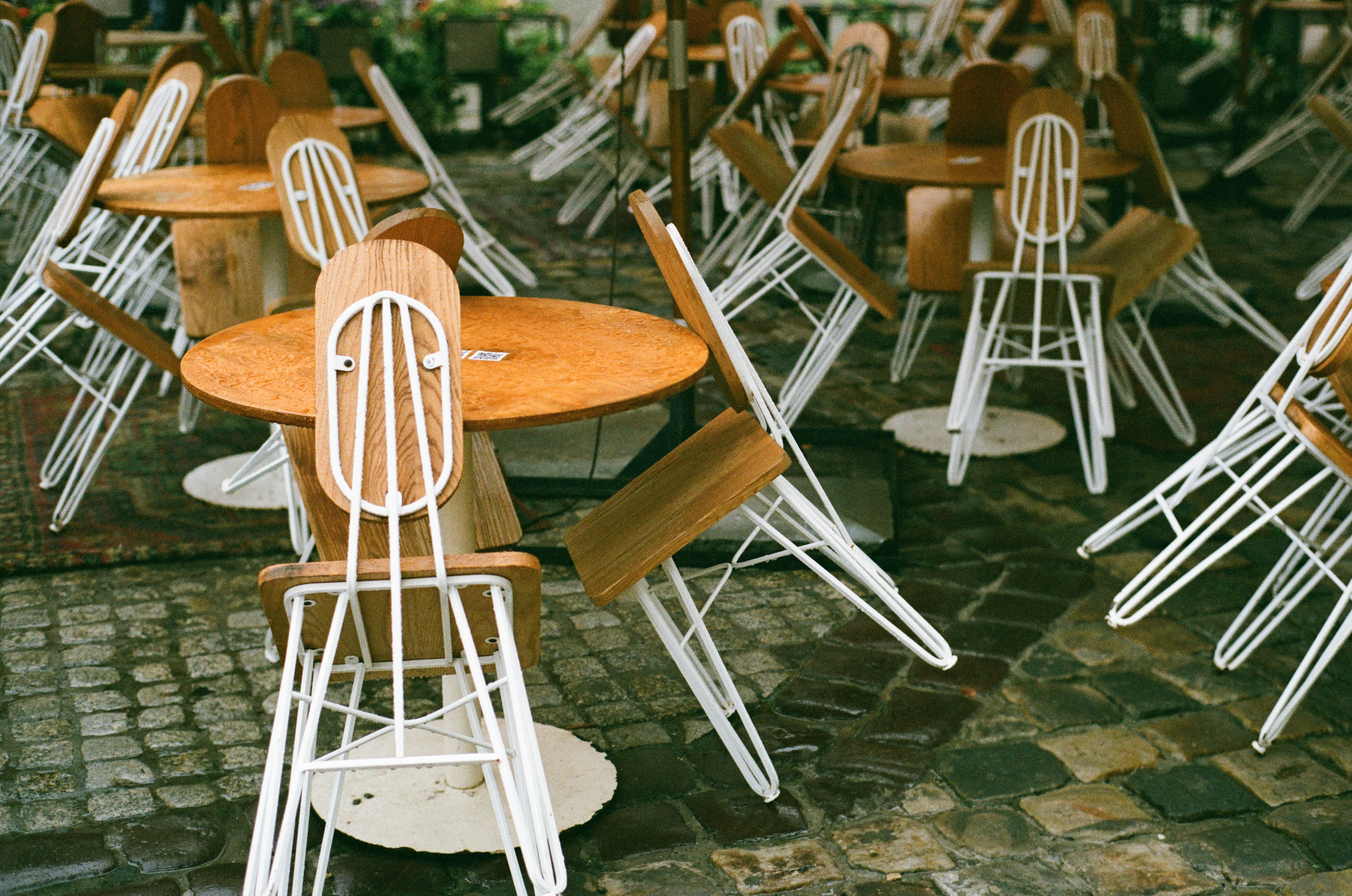 A bunch of chairs that are next to each other photo – Free Площа ринок ...