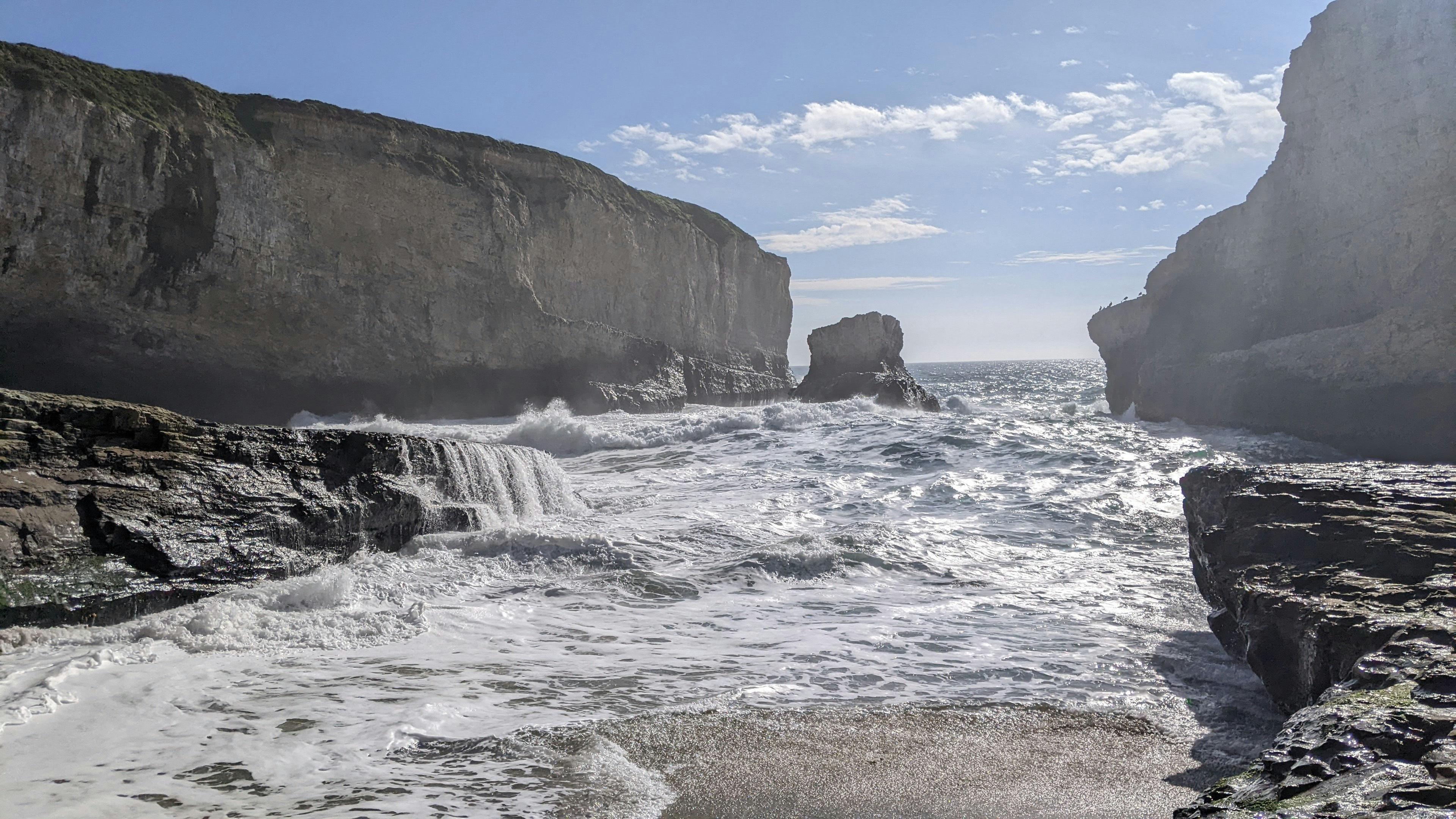 2022 | a large body of water next to a rocky cliff