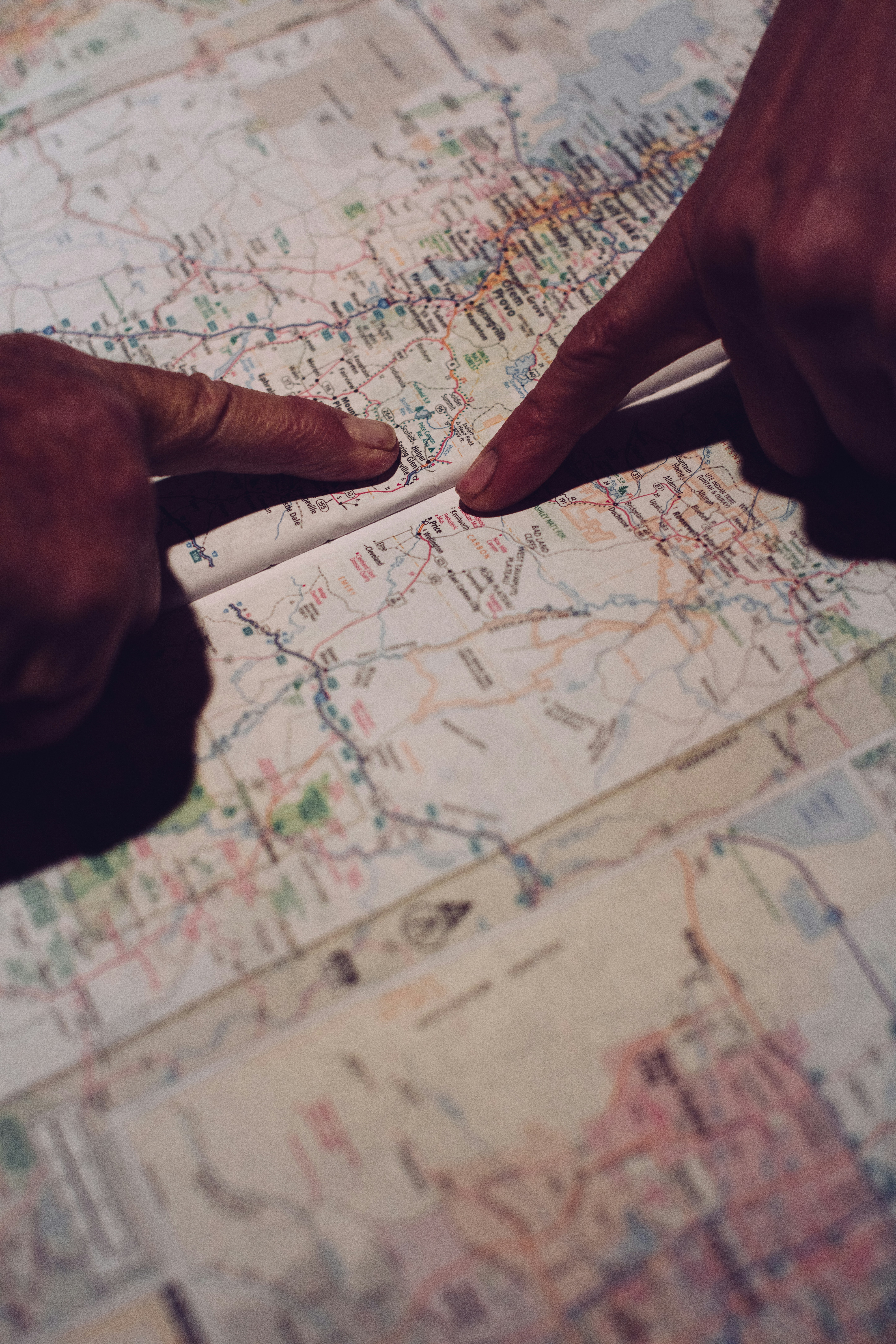 Foto Dos manos apuntando a un mapa sobre una mesa – Imagen Gris gratis ...