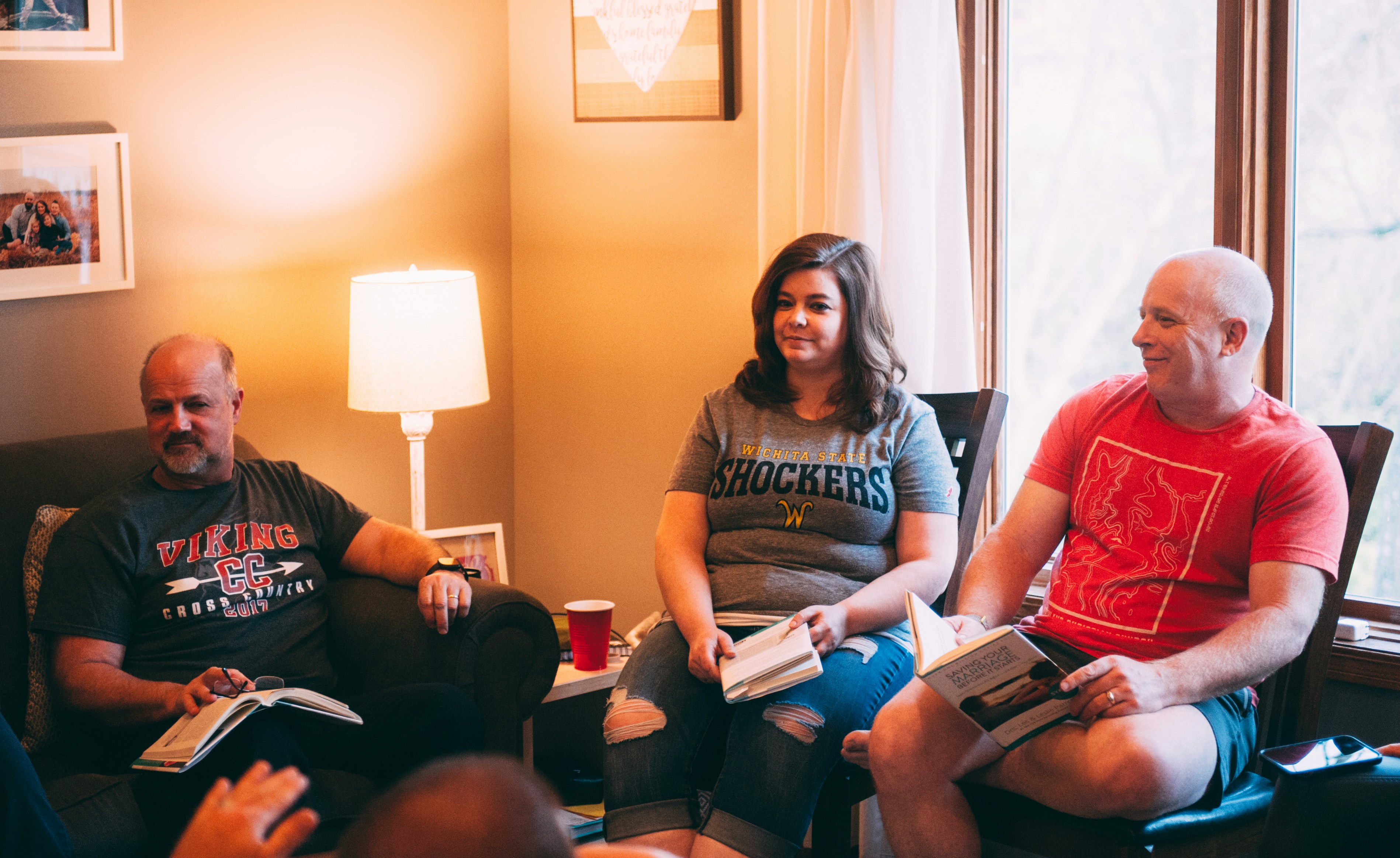 A group of people sitting in a living room photo – Free Group of people ...