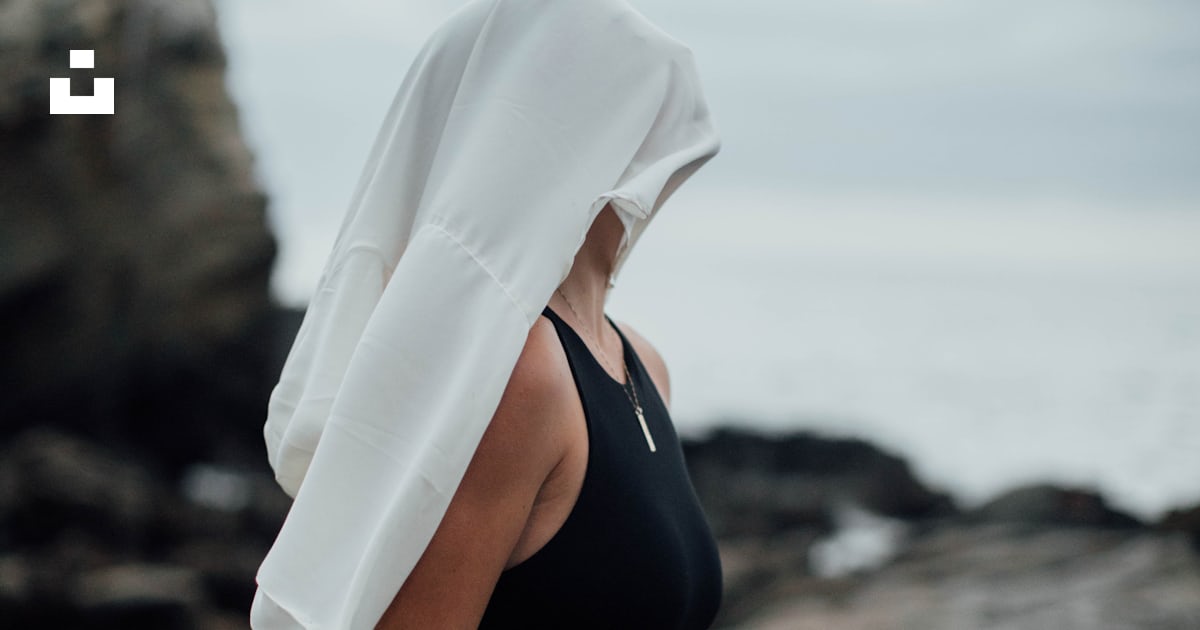 바위 해변에 서 있는 검은 수영복을 입은 여자 사진 Unsplash의 무료 라구나 비치 이미지