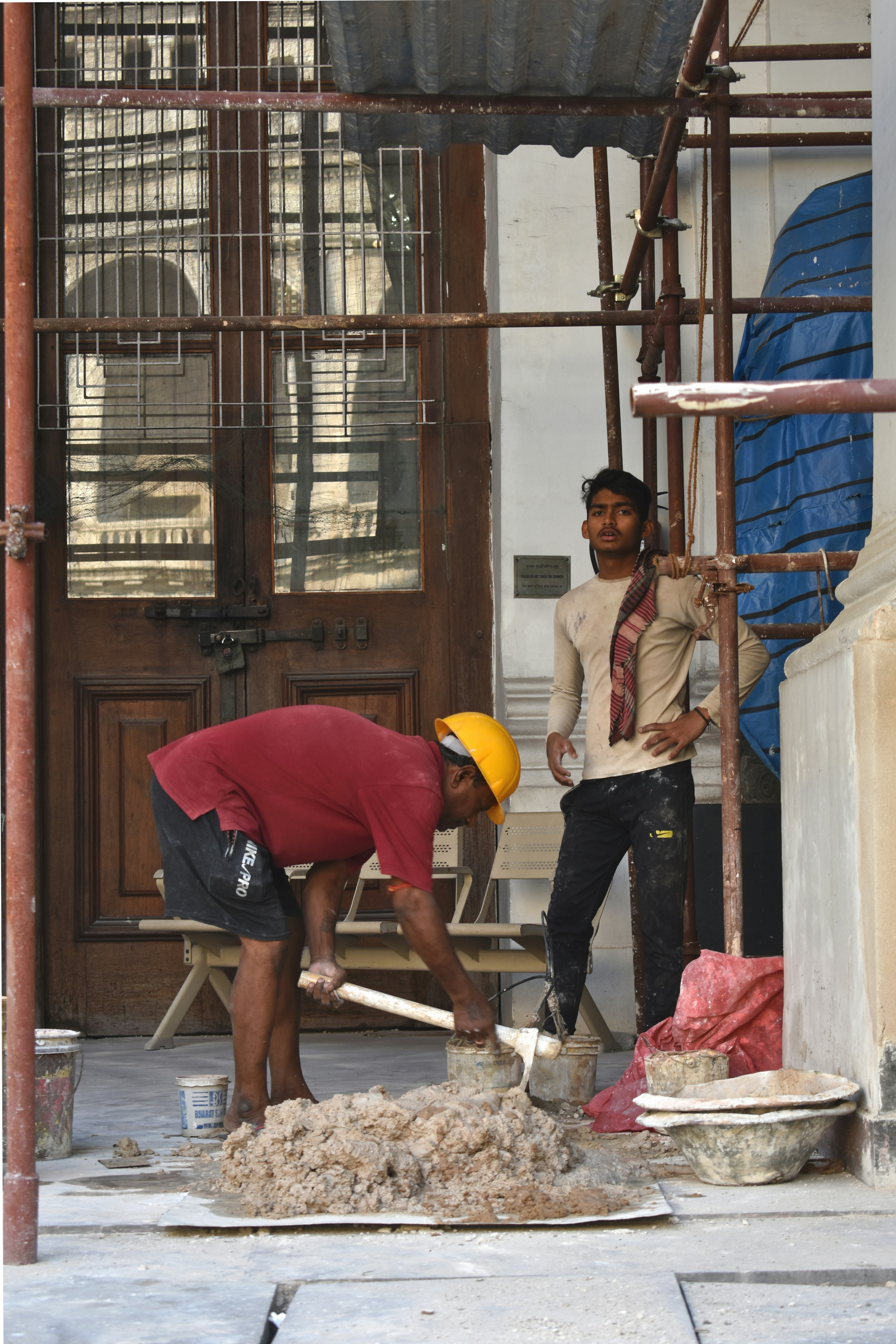 Under the Grid: Concrete Shaping by a Doorway
