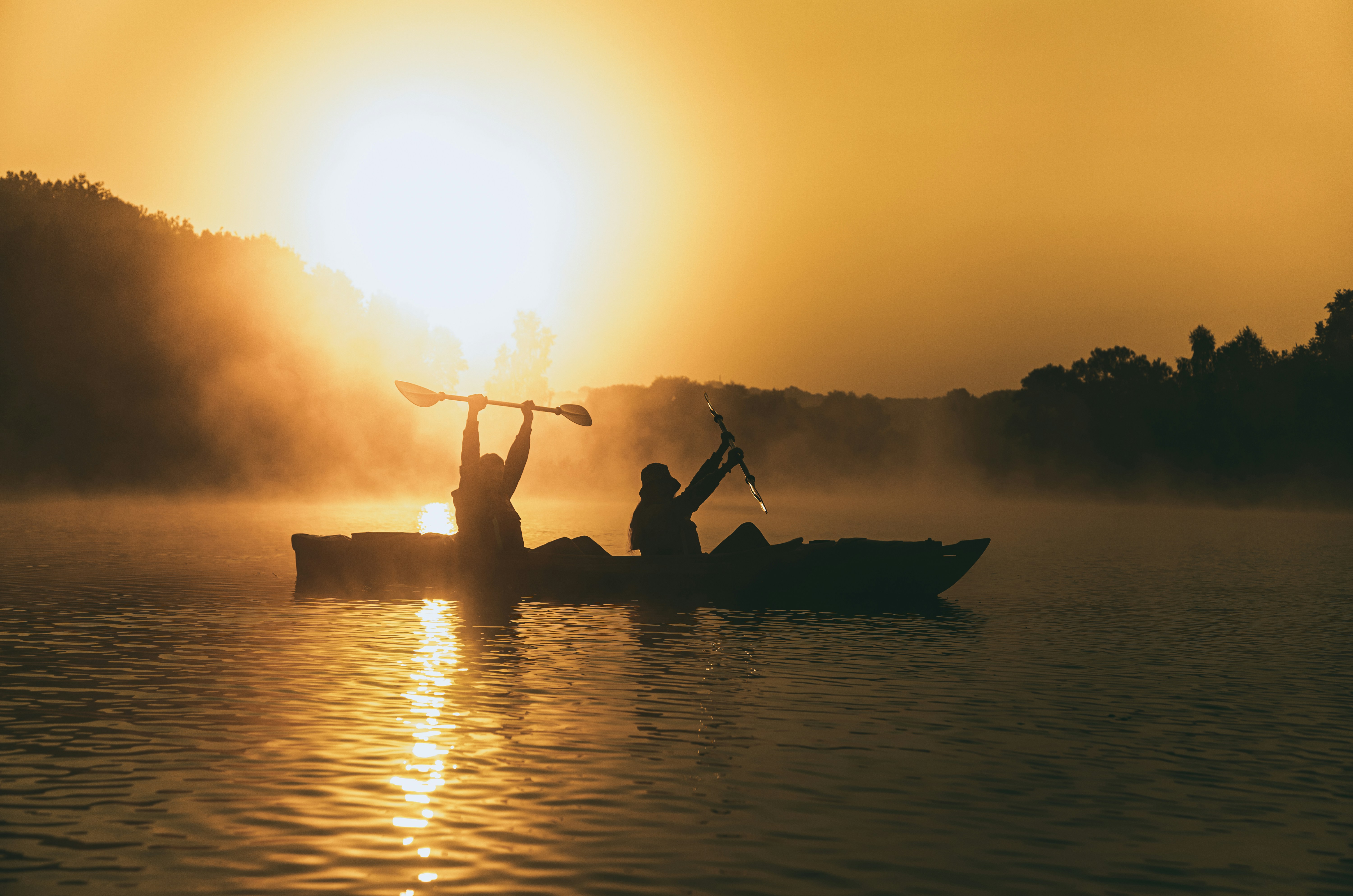 Foto Un par de personas en un bote en un lago – Imagen Bote de remos ...