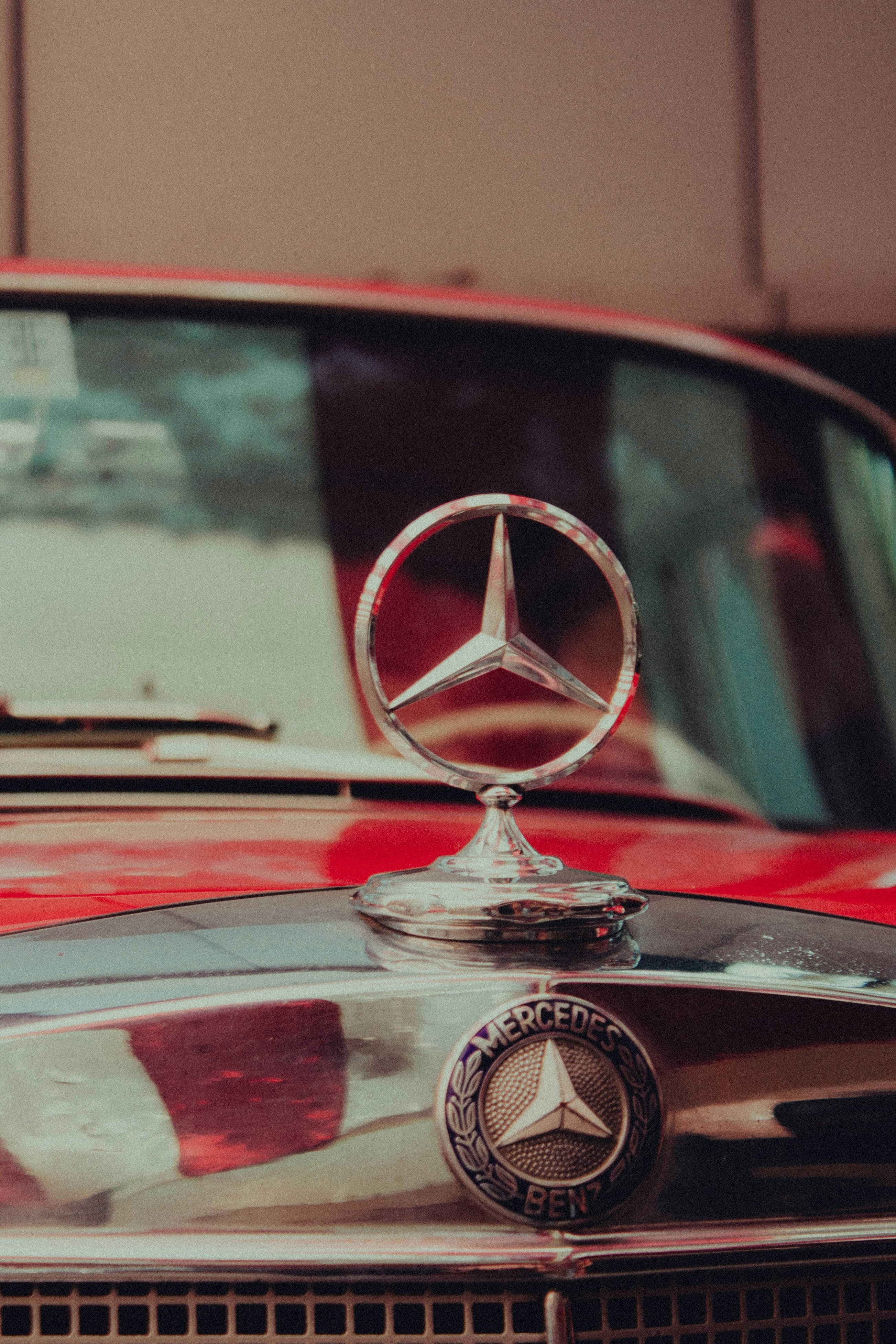 Ein Mercedes-Emblem auf der Vorderseite eines roten Autos Foto ...