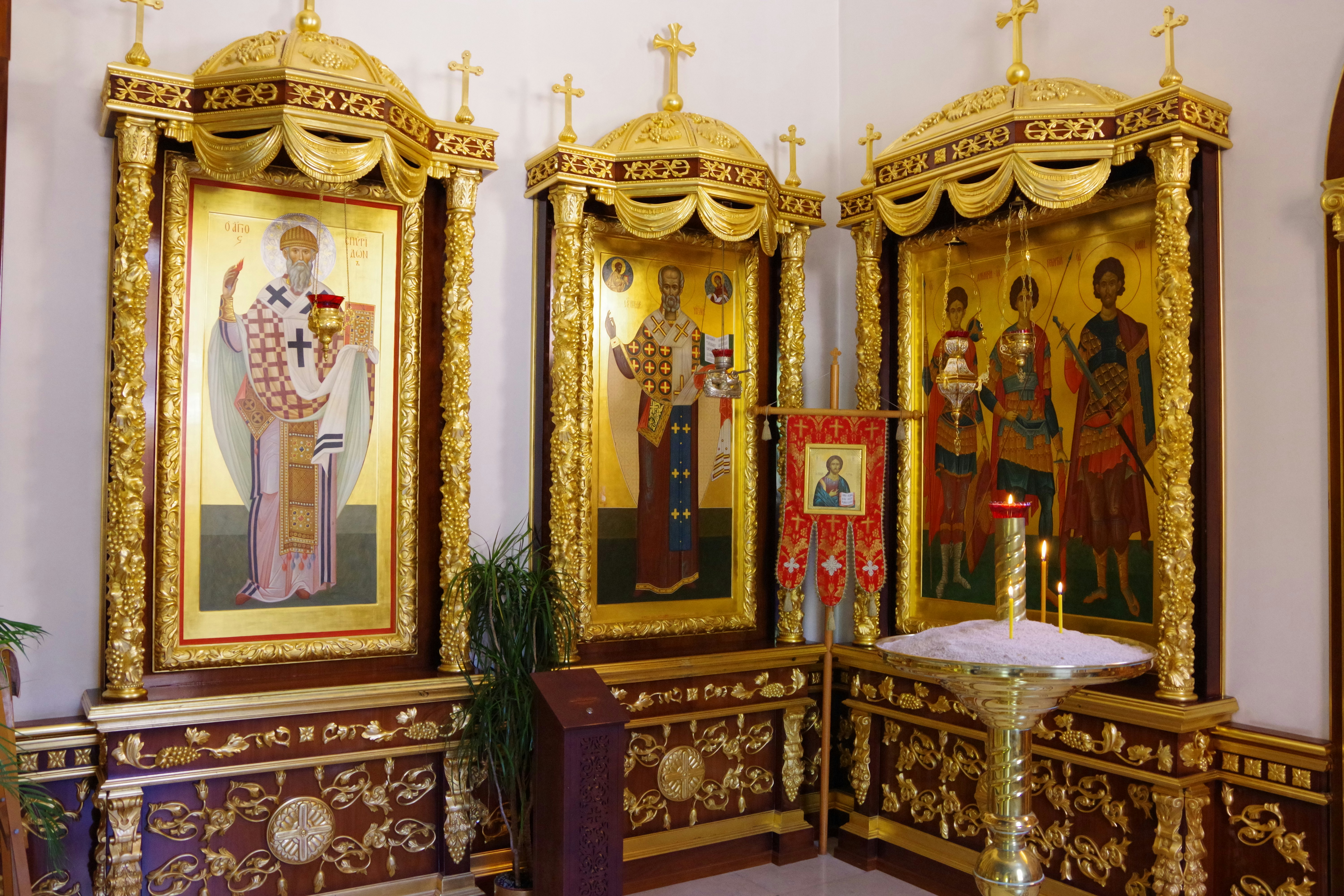 Une église avec des autels dorés et des peintures sur les murs photo ...