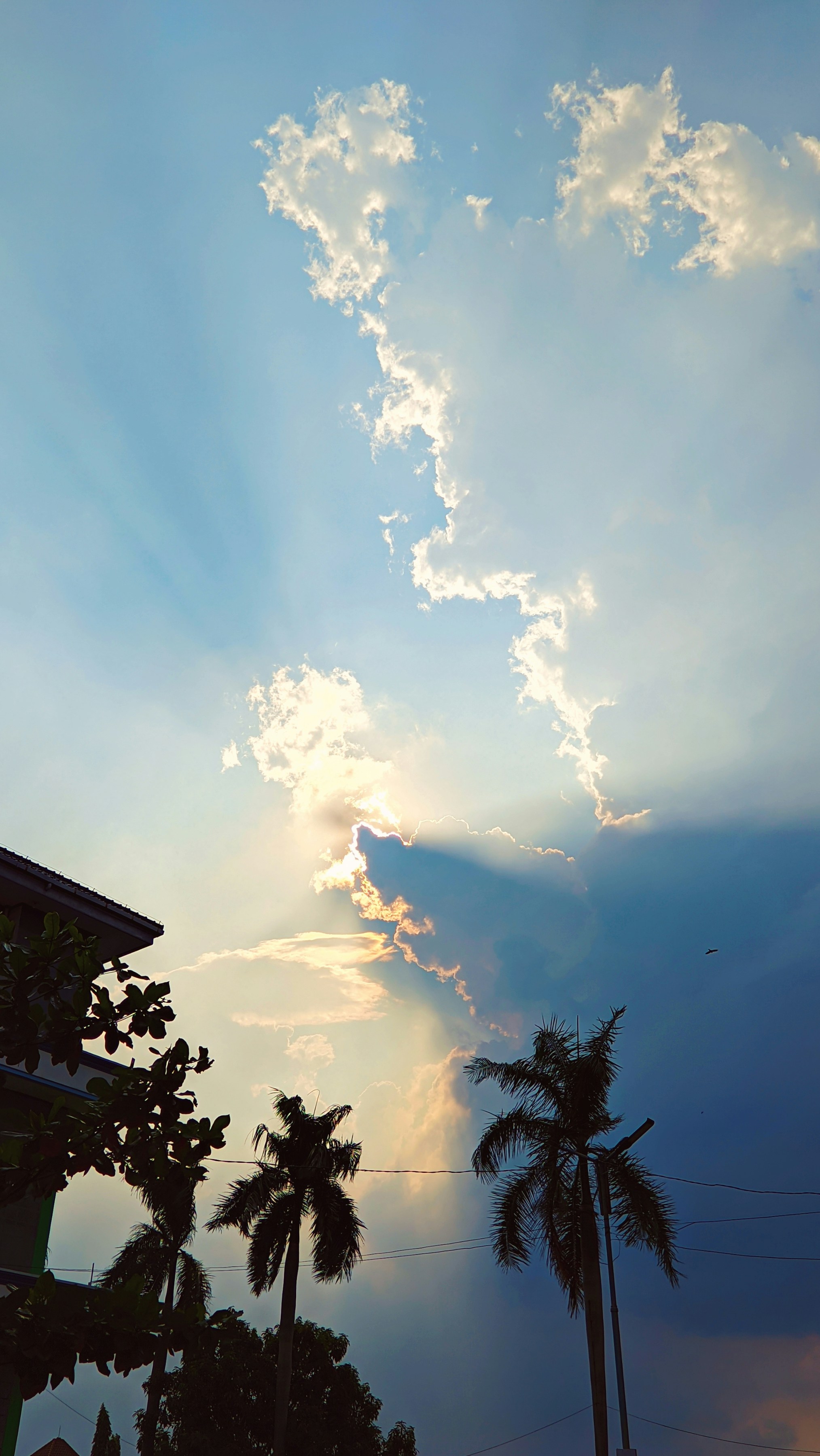 The sun is shining through the clouds in the sky photo – Free Cirebon ...