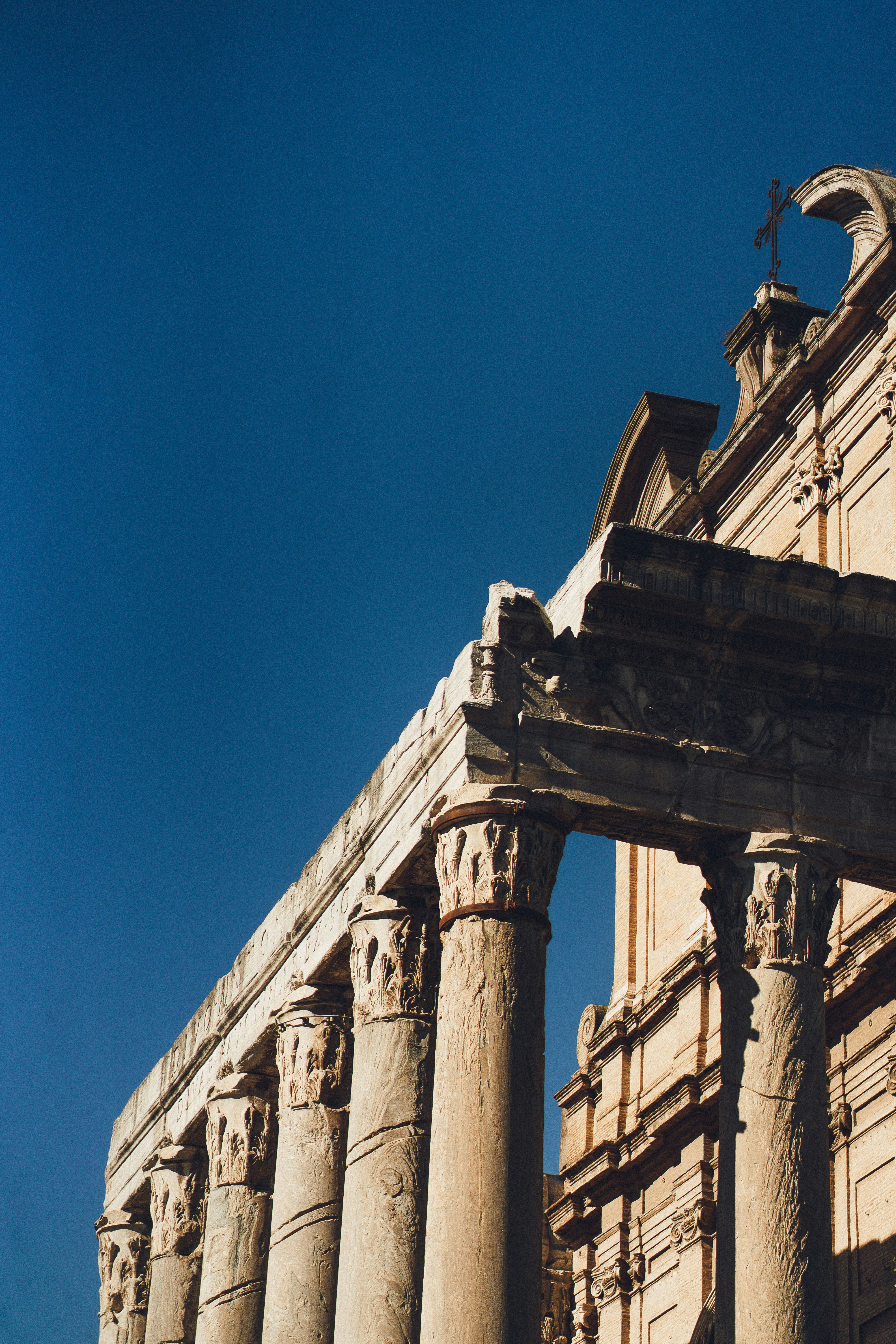 Foto Un edificio antiguo con columnas y una cruz en la parte superior ...