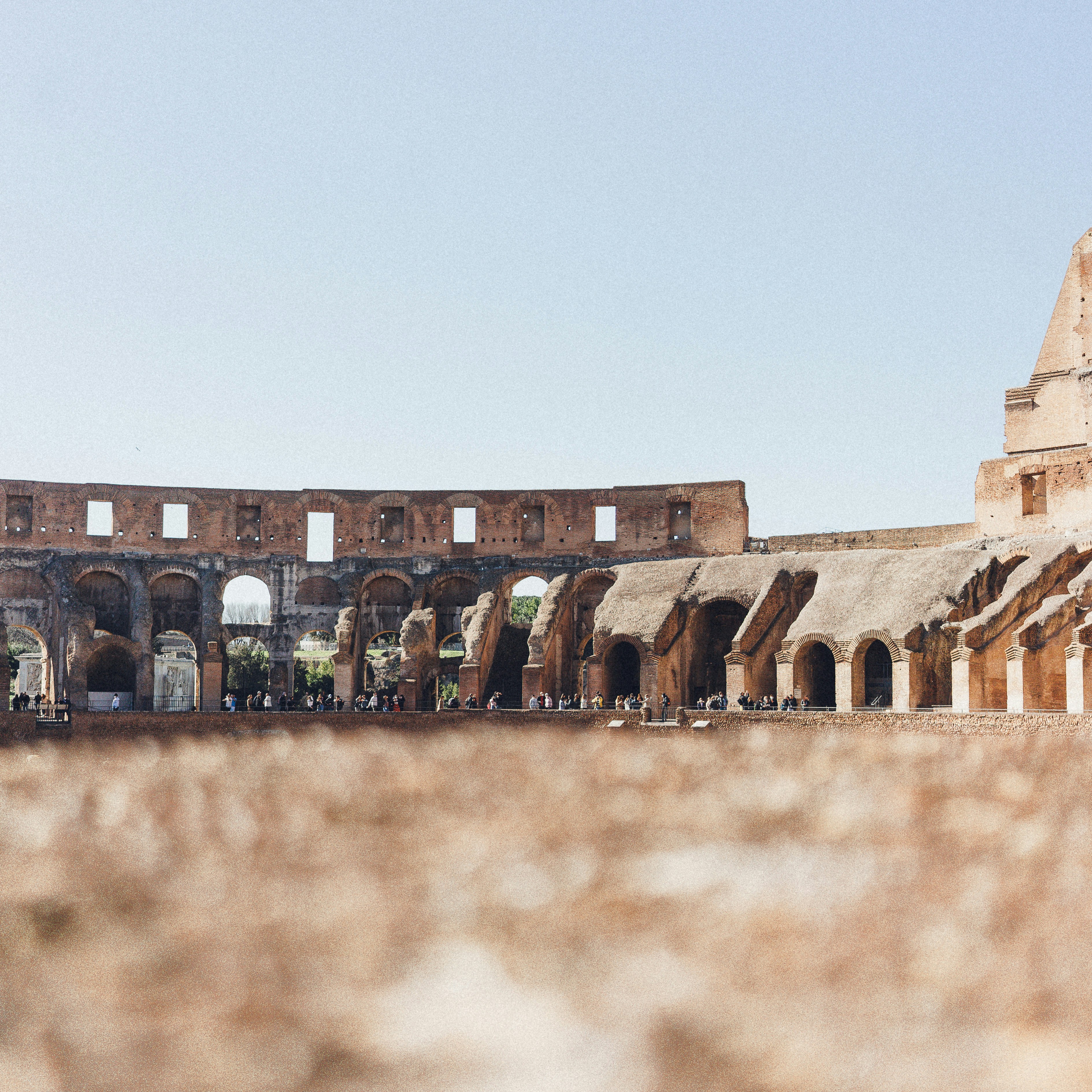 Foto Sekelompok orang berdiri di sekitar gedung – Gambar Roma Gratis di ...
