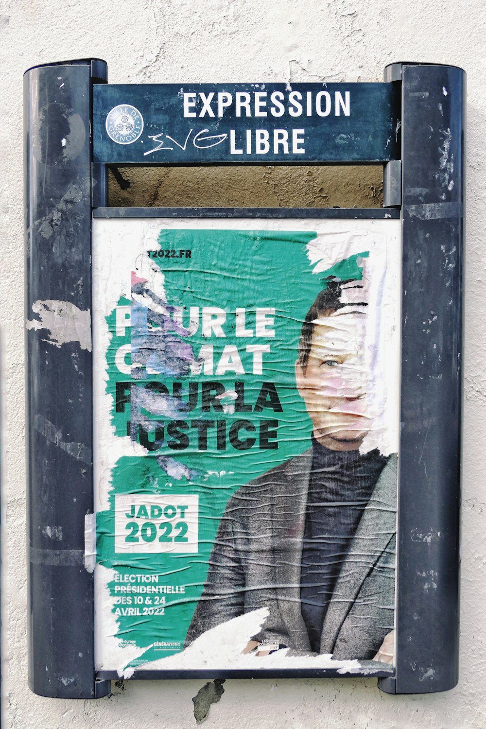 Un distributeur de journaux avec une photo d’un homme dessus photo ... Un distributeur de journaux avec une photo d’un homme dessus photo ...