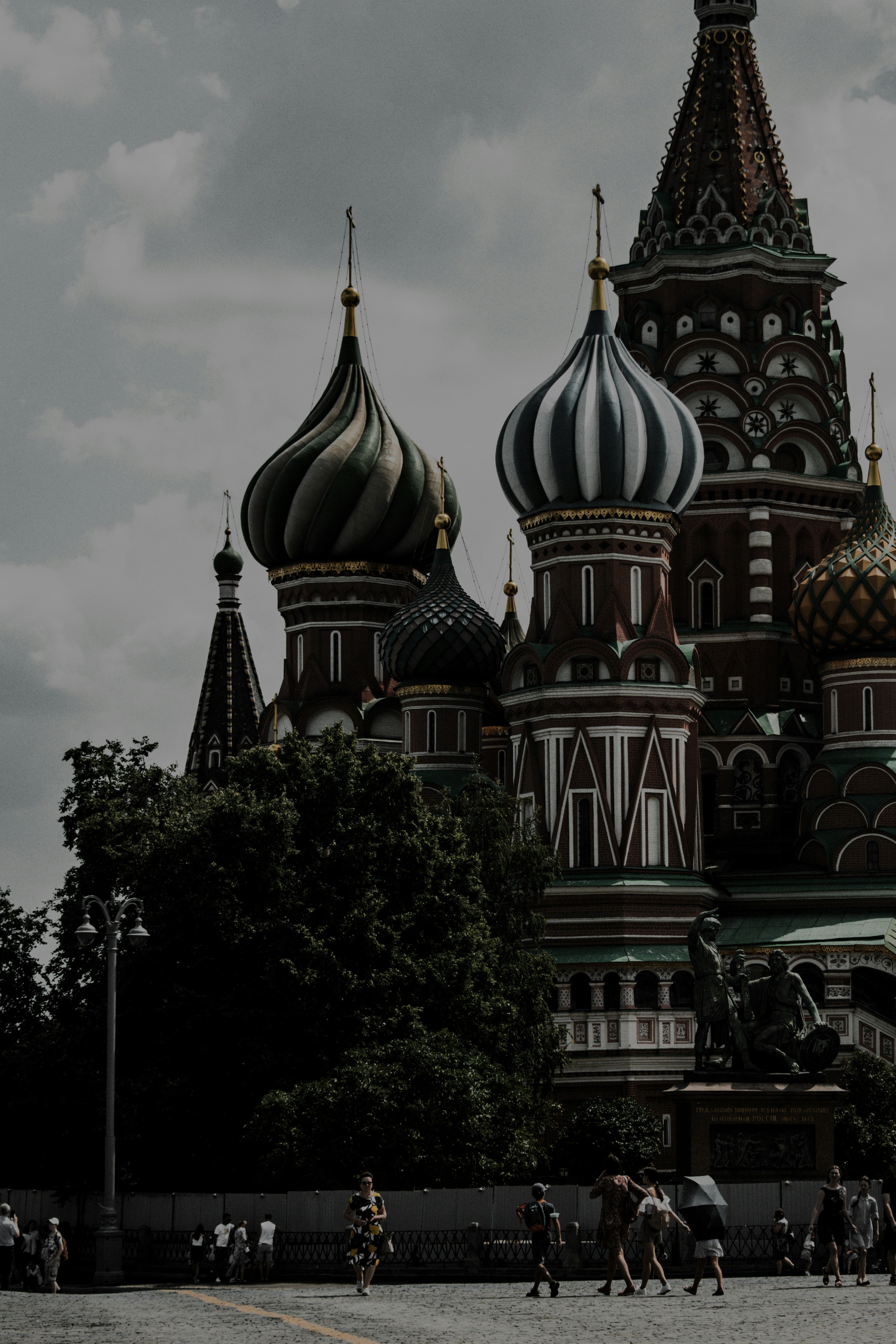 Un groupe de personnes marchant devant un grand bâtiment photo – Photo ...