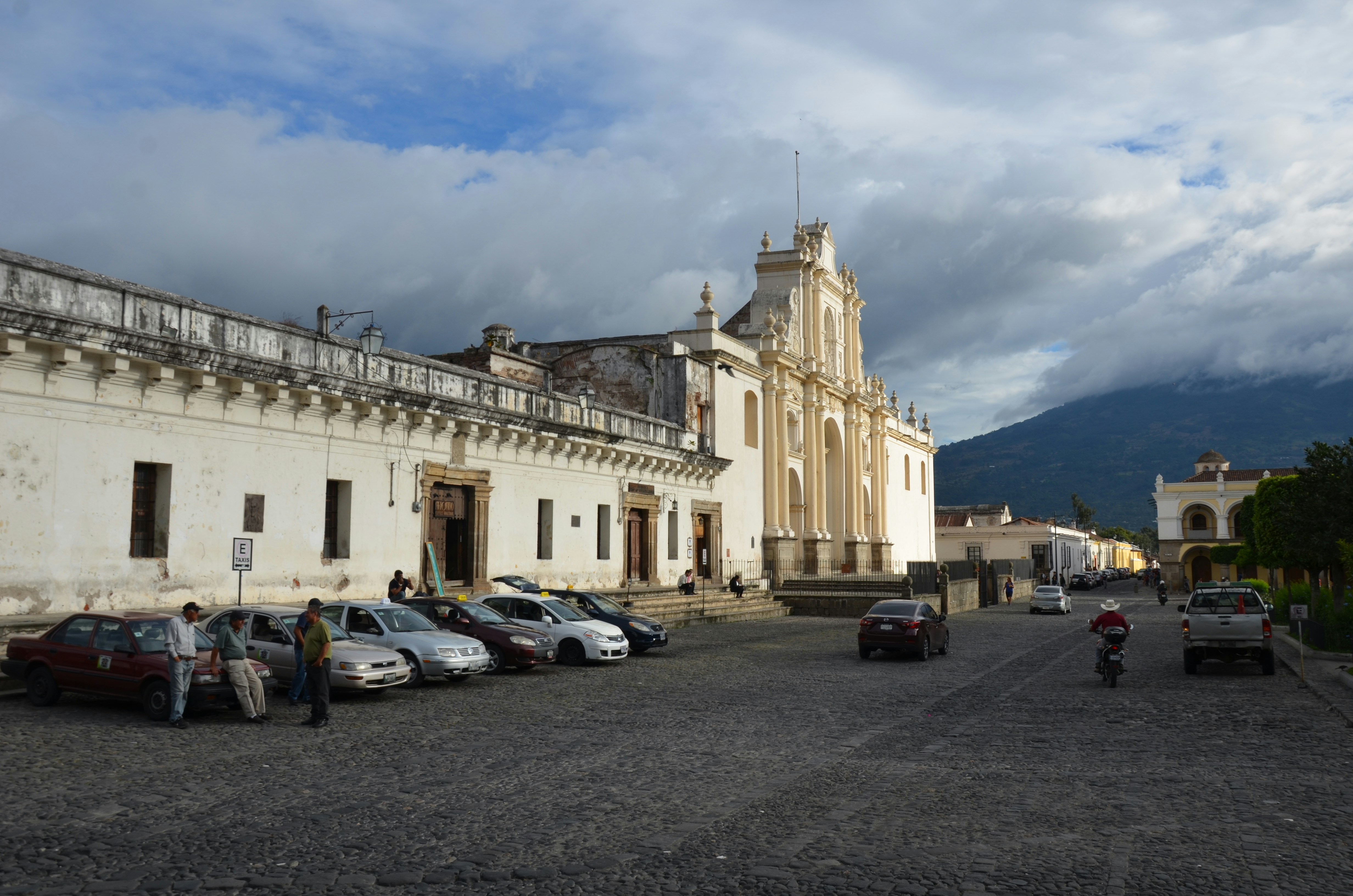 a group of cars parked in front of a building