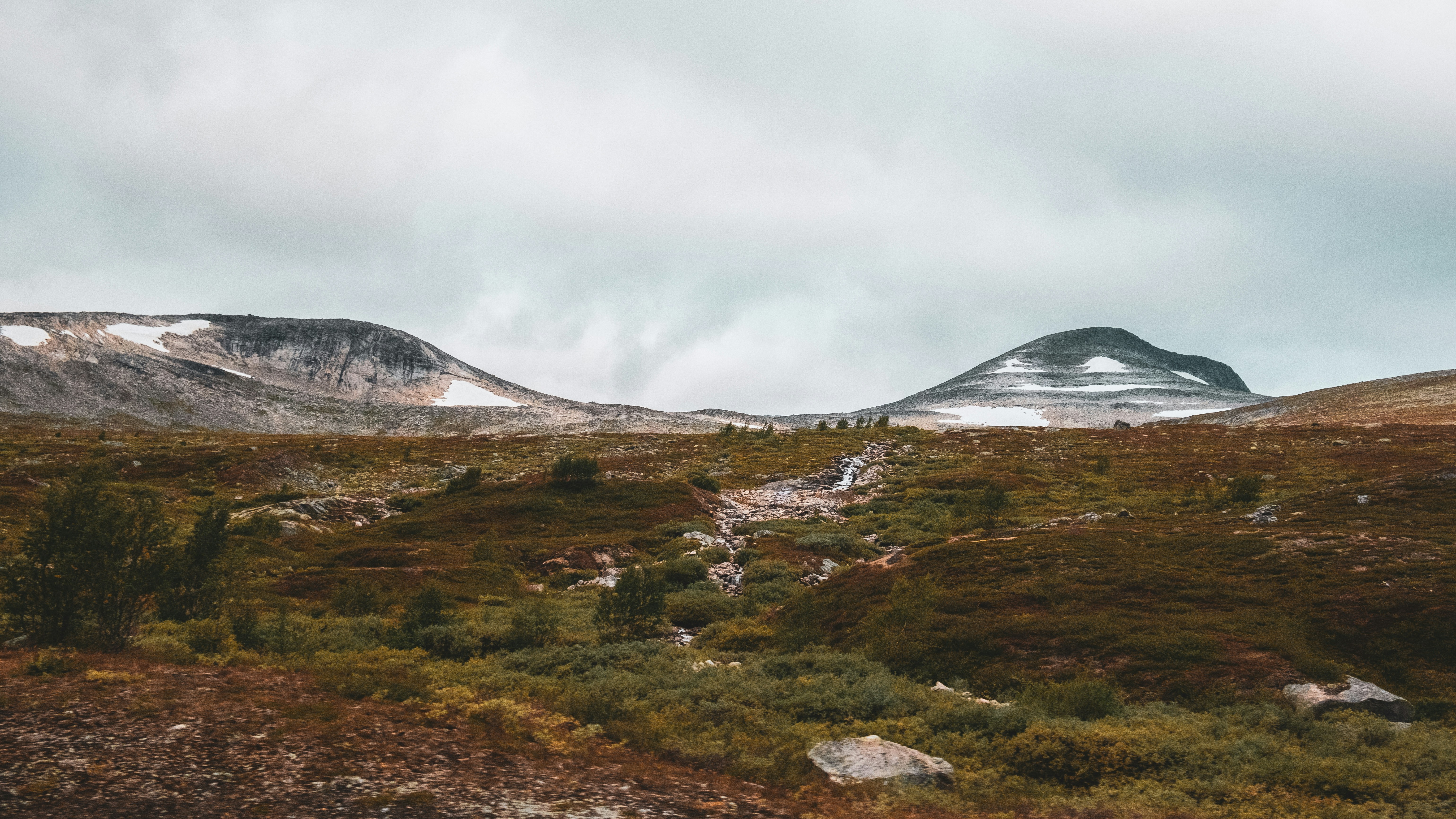 Une chaîne de montagnes avec un sentier qui y mène photo – Photo ...