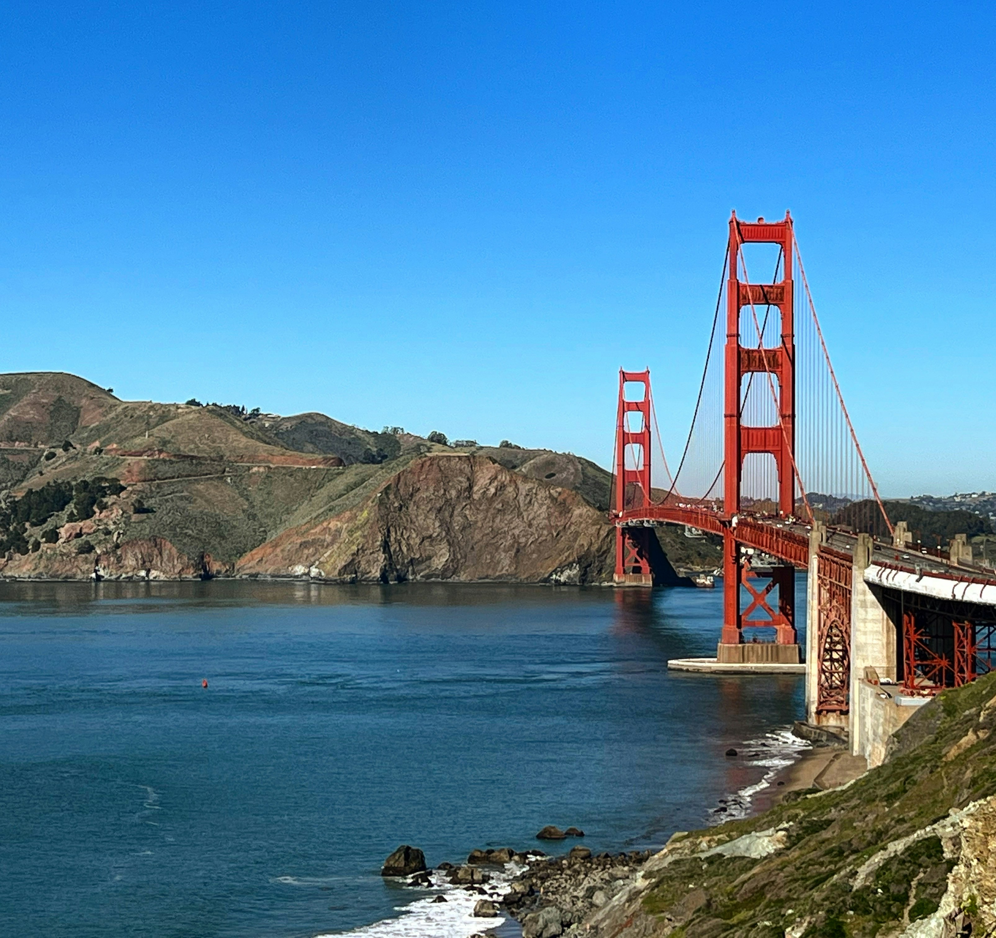 Une vue du Golden Gate Bridge depuis le flanc d’une colline photo ...