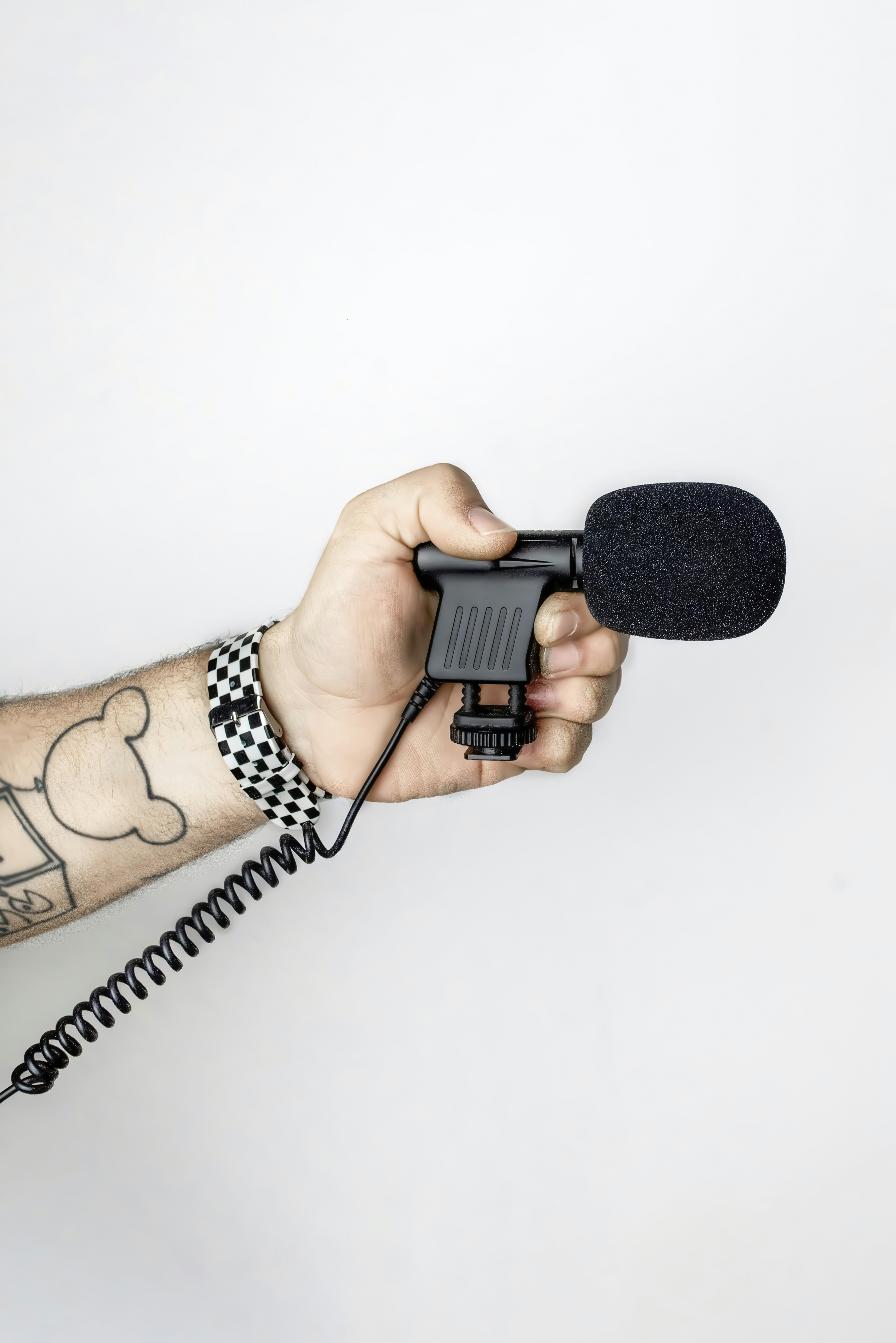 Foto Una persona sosteniendo un micrófono en la mano – Imagen Piel ...