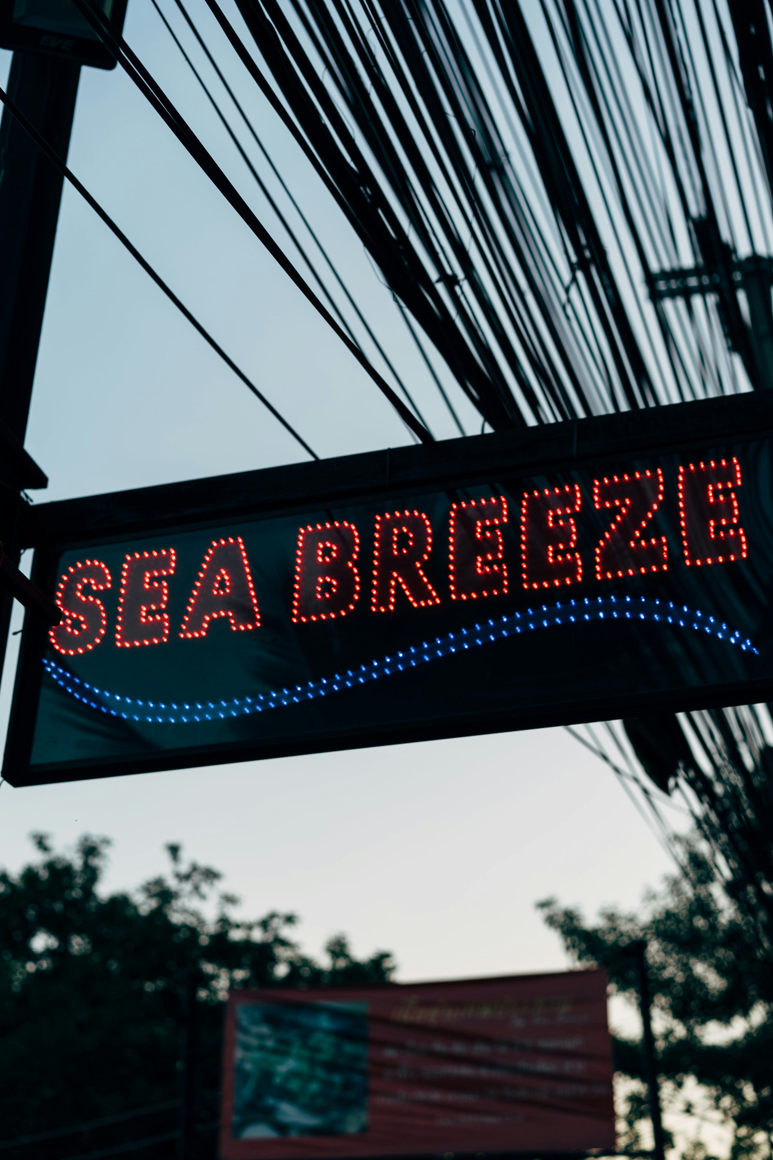 Foto Un letrero de la calle que dice Sea Breeze Zone – Imagen Tailandia ...