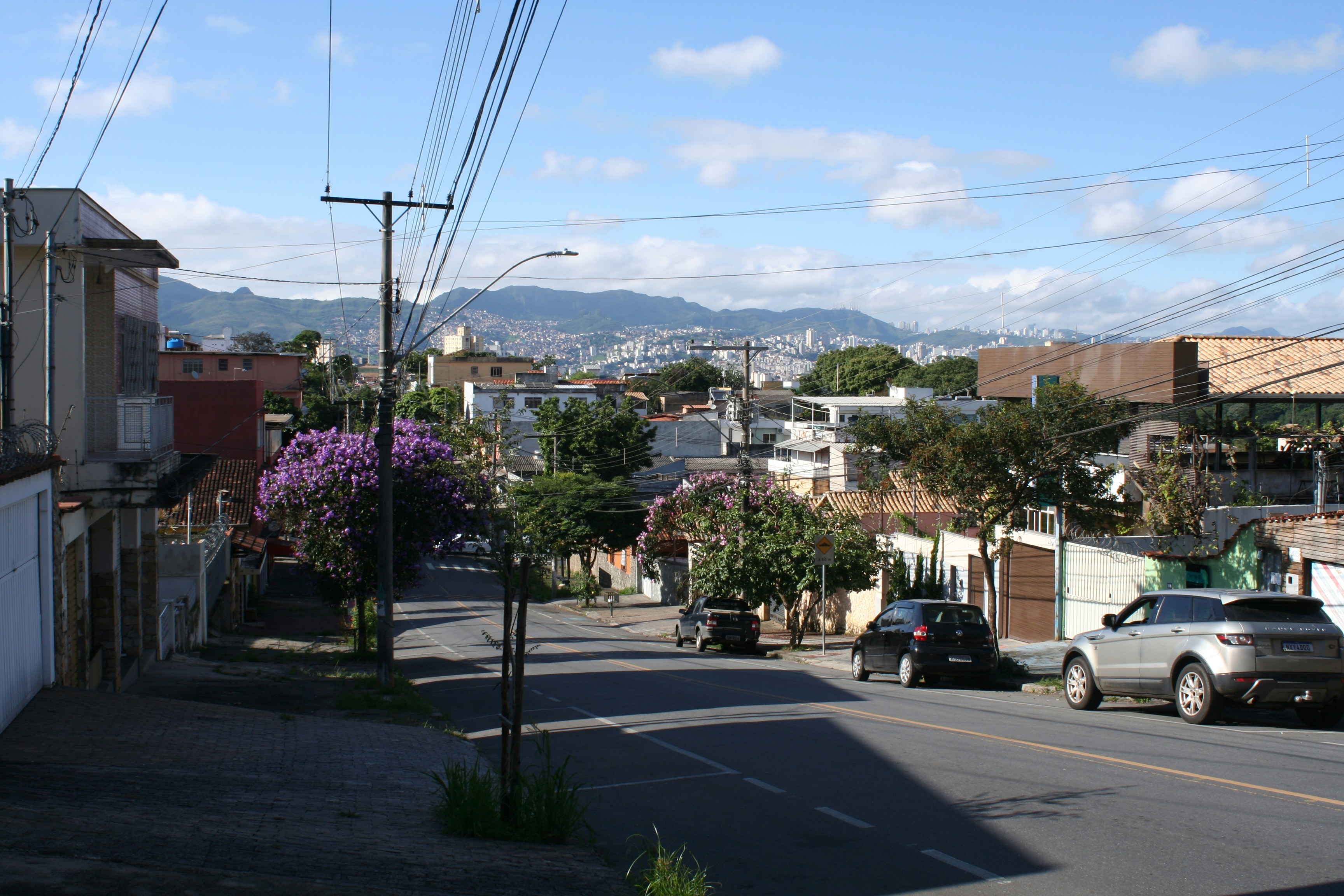 Foto zum Thema Eine Straße mit seitlich geparkten Autos – Kostenloses ...