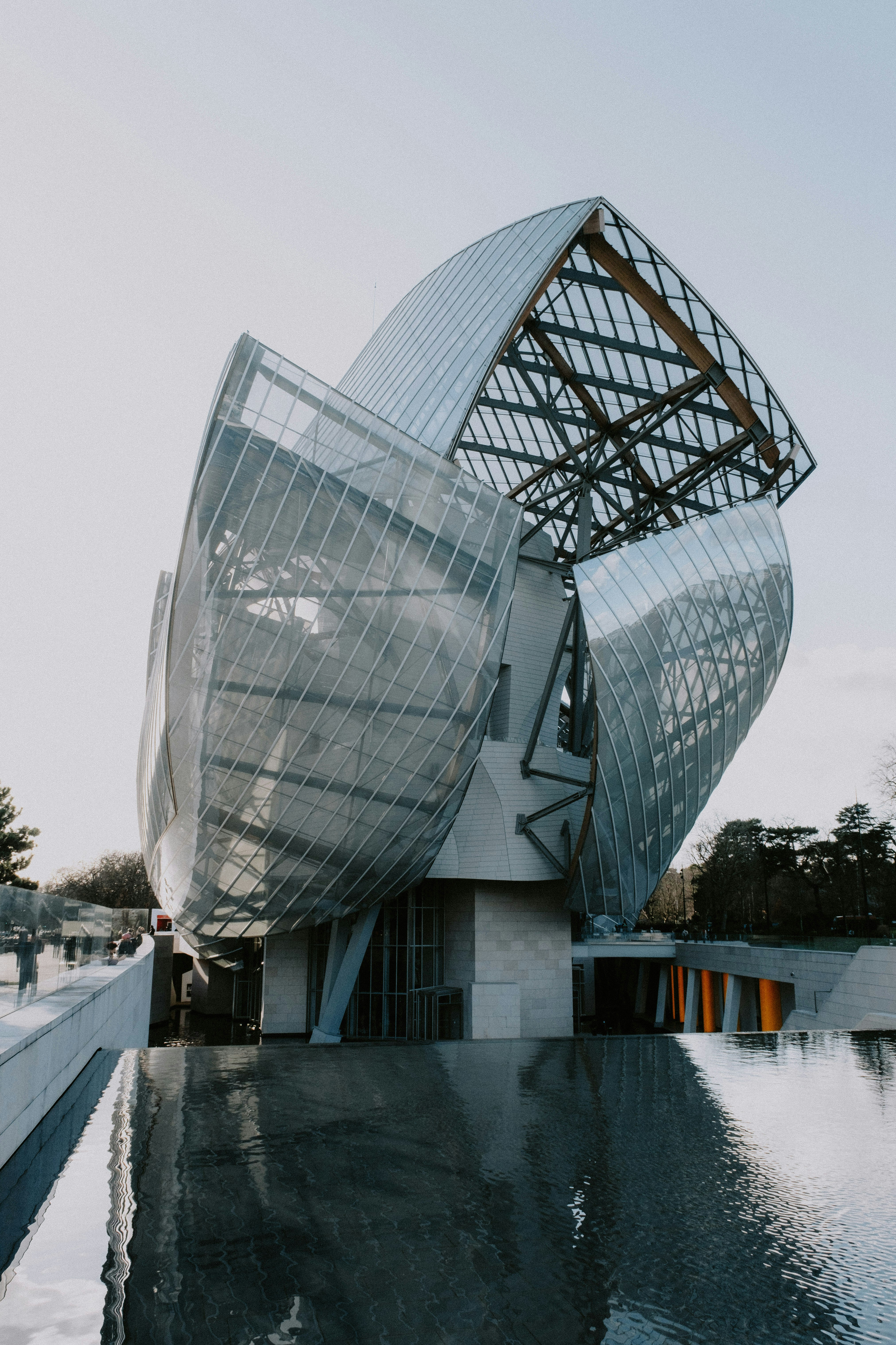 Un bâtiment surmonté d’une grande structure métallique photo – Photo La ...