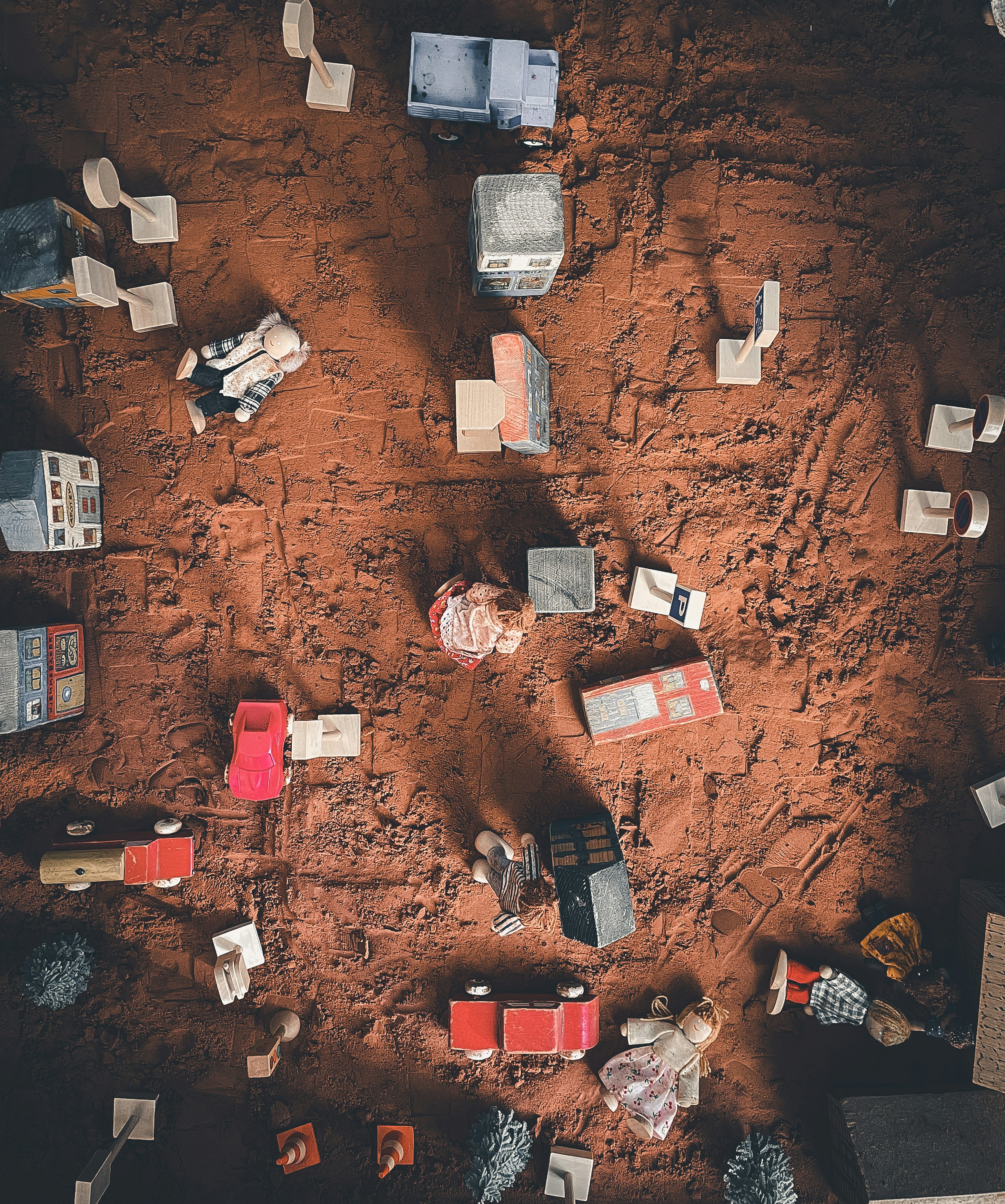 An aerial view of a bunch of objects on the ground photo – Free Grey ...