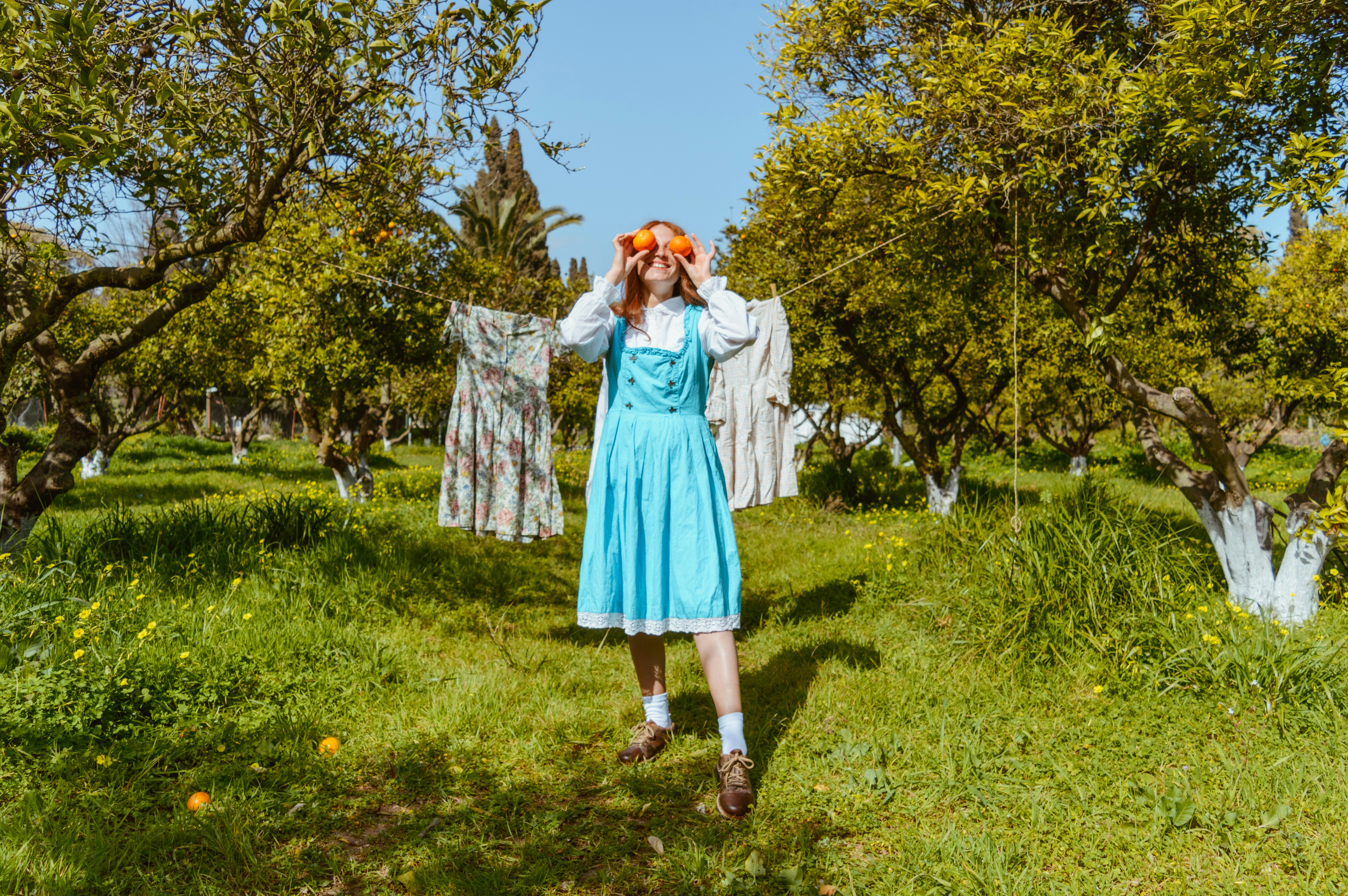 Une femme en robe bleue debout dans un verger de pommiers photo – Photo ...